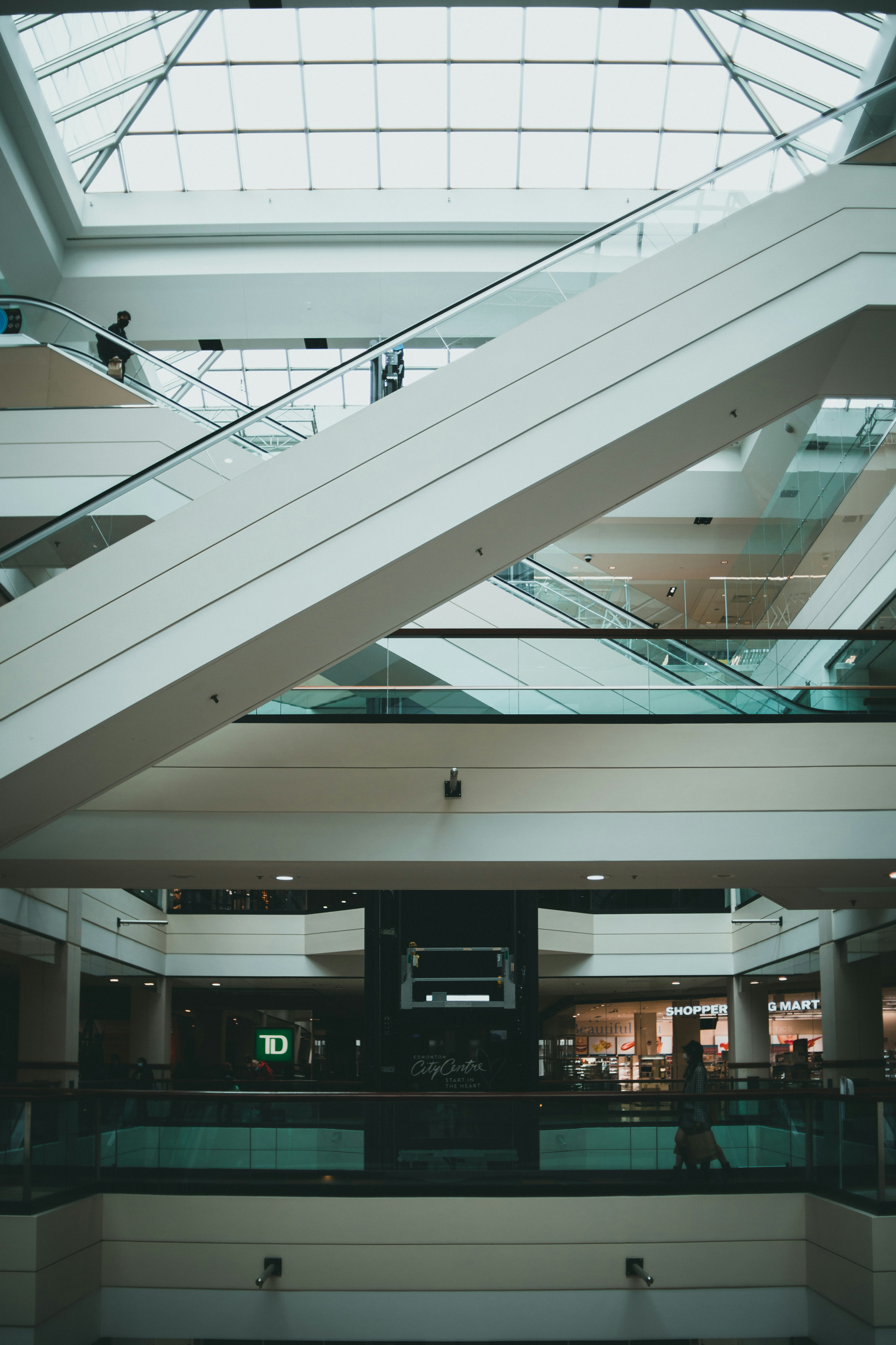 A large atrium with a skylight above it photo – Free Grey Image on Unsplash