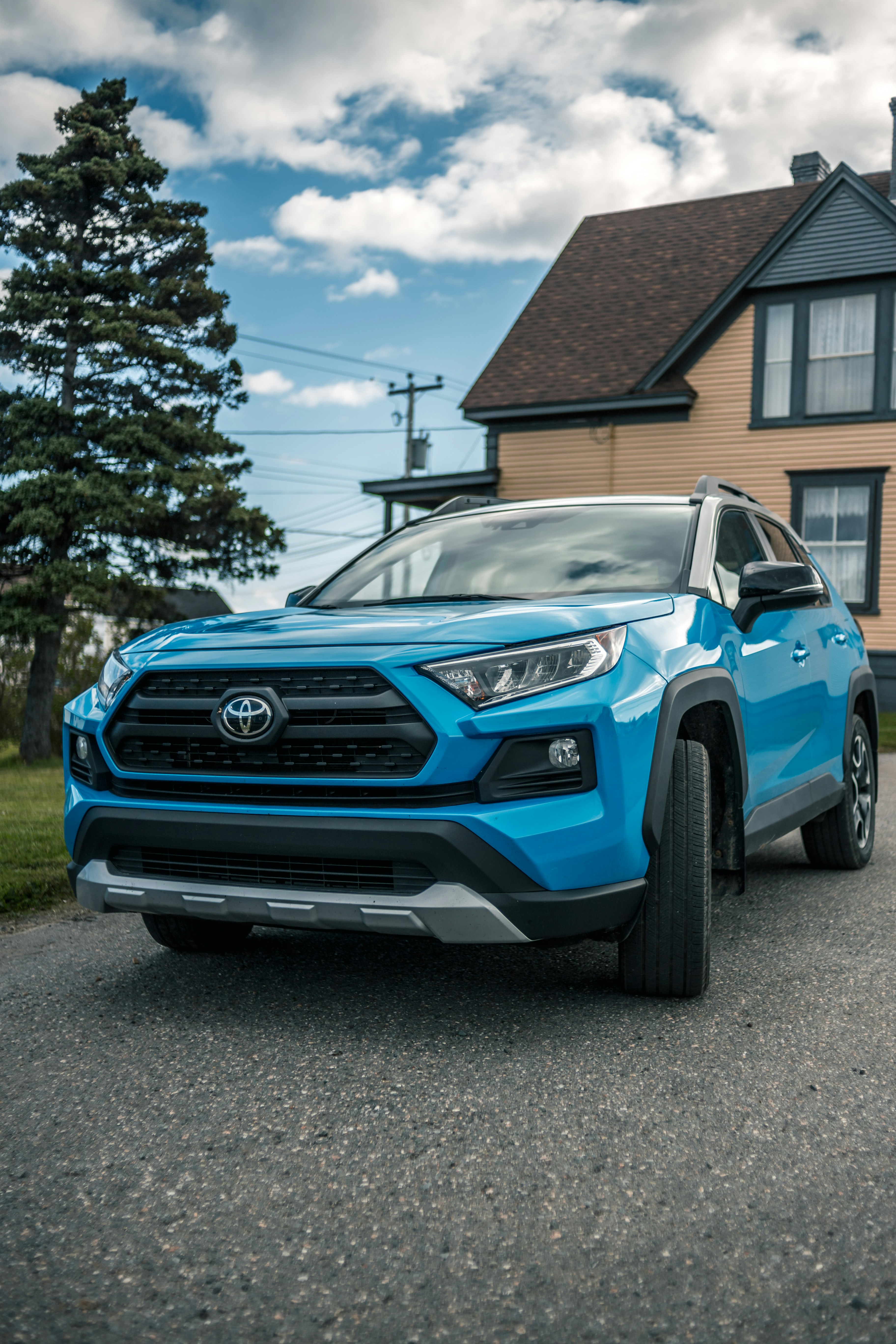 Un VUS bleu garé devant une maison photo – Photo Auto Gratuite sur Unsplash