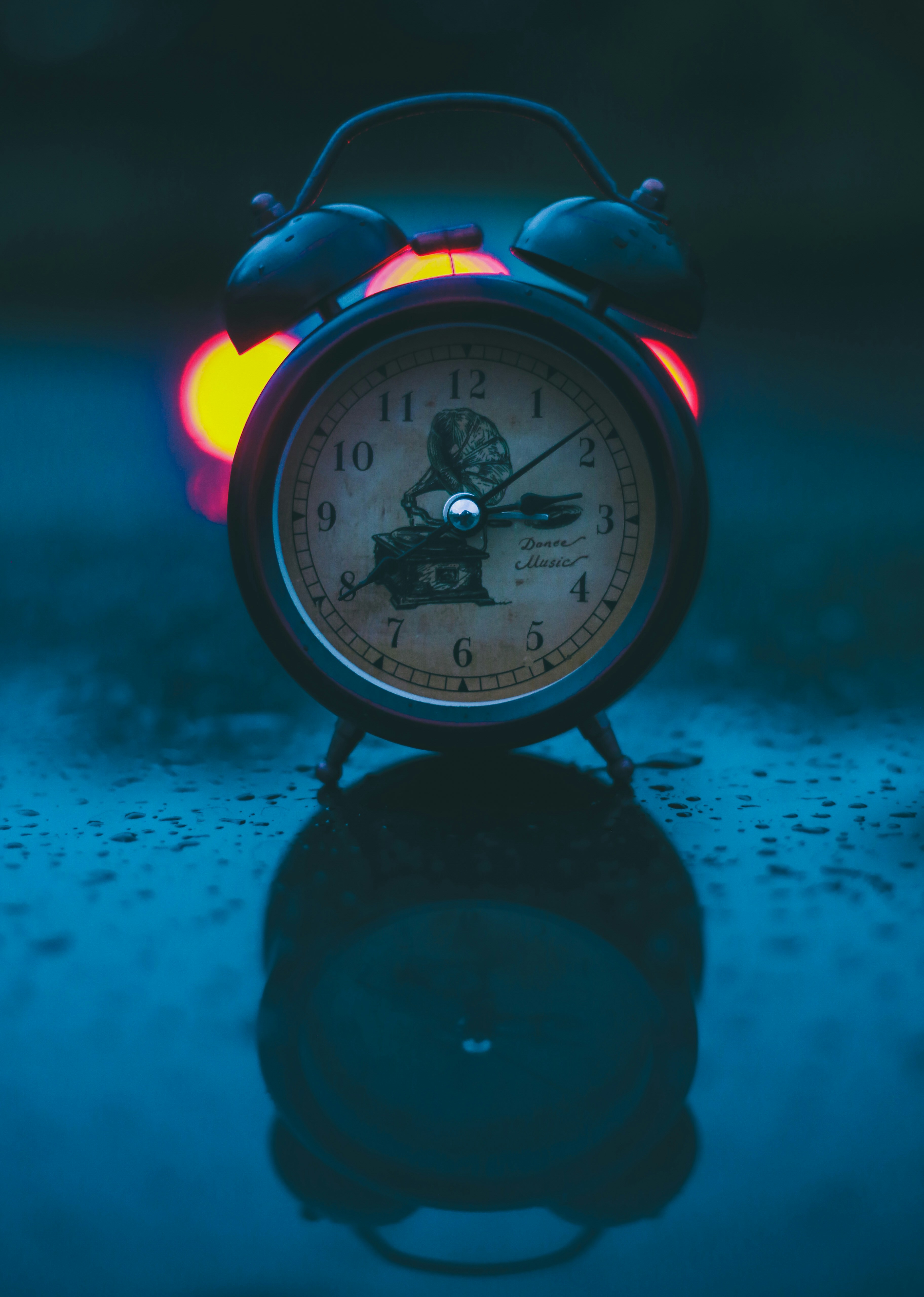 Un petit réveil posé sur une table photo – Photo Réveille-matin ...