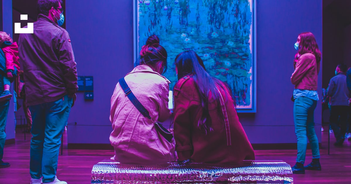 그림 앞 벤치에 앉아 있는 두 사람 사진 Unsplash의 무료 오르세 미술관 이미지