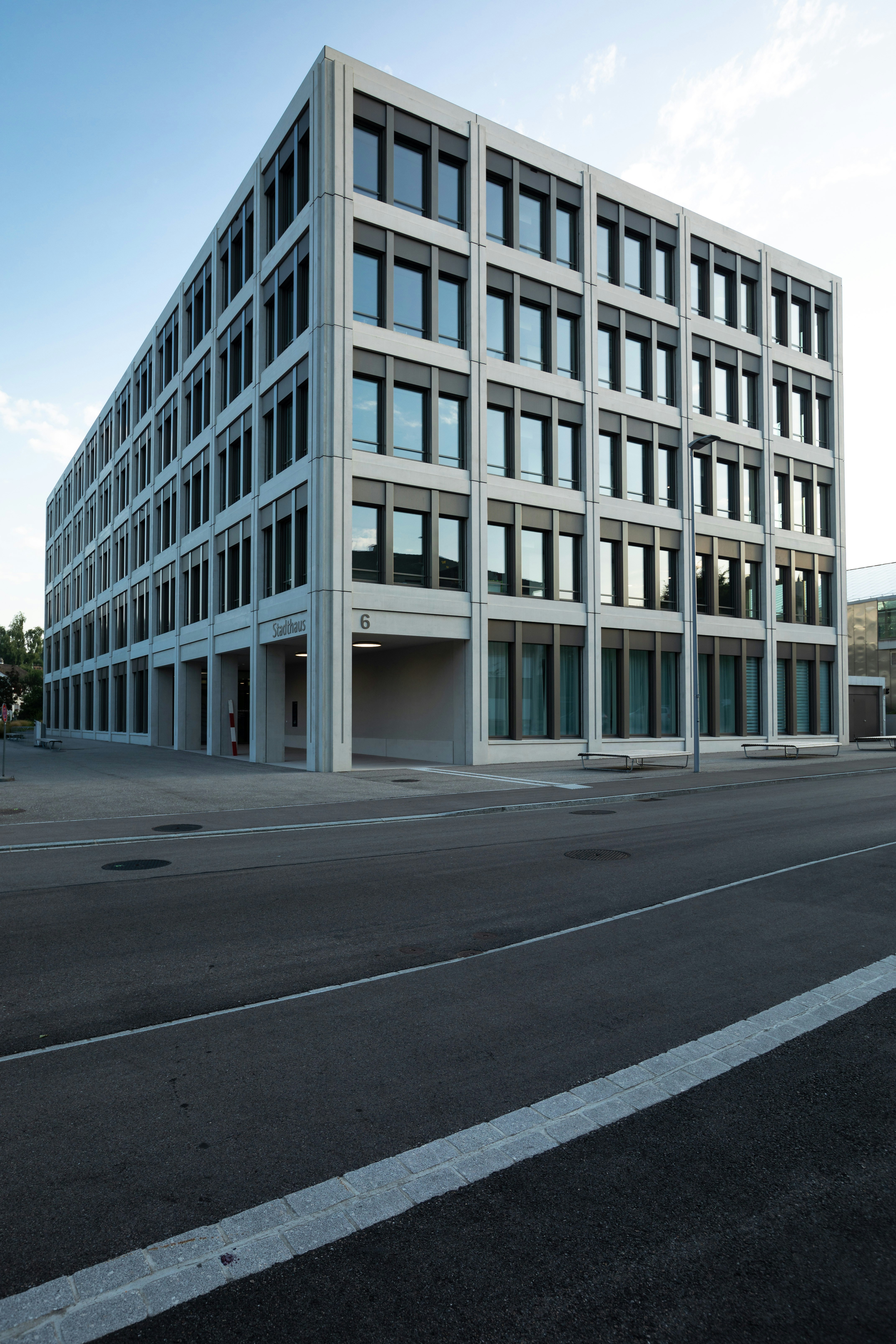 Corner Monolith in Grid Light: A Modernist Office Block Rising from the Street