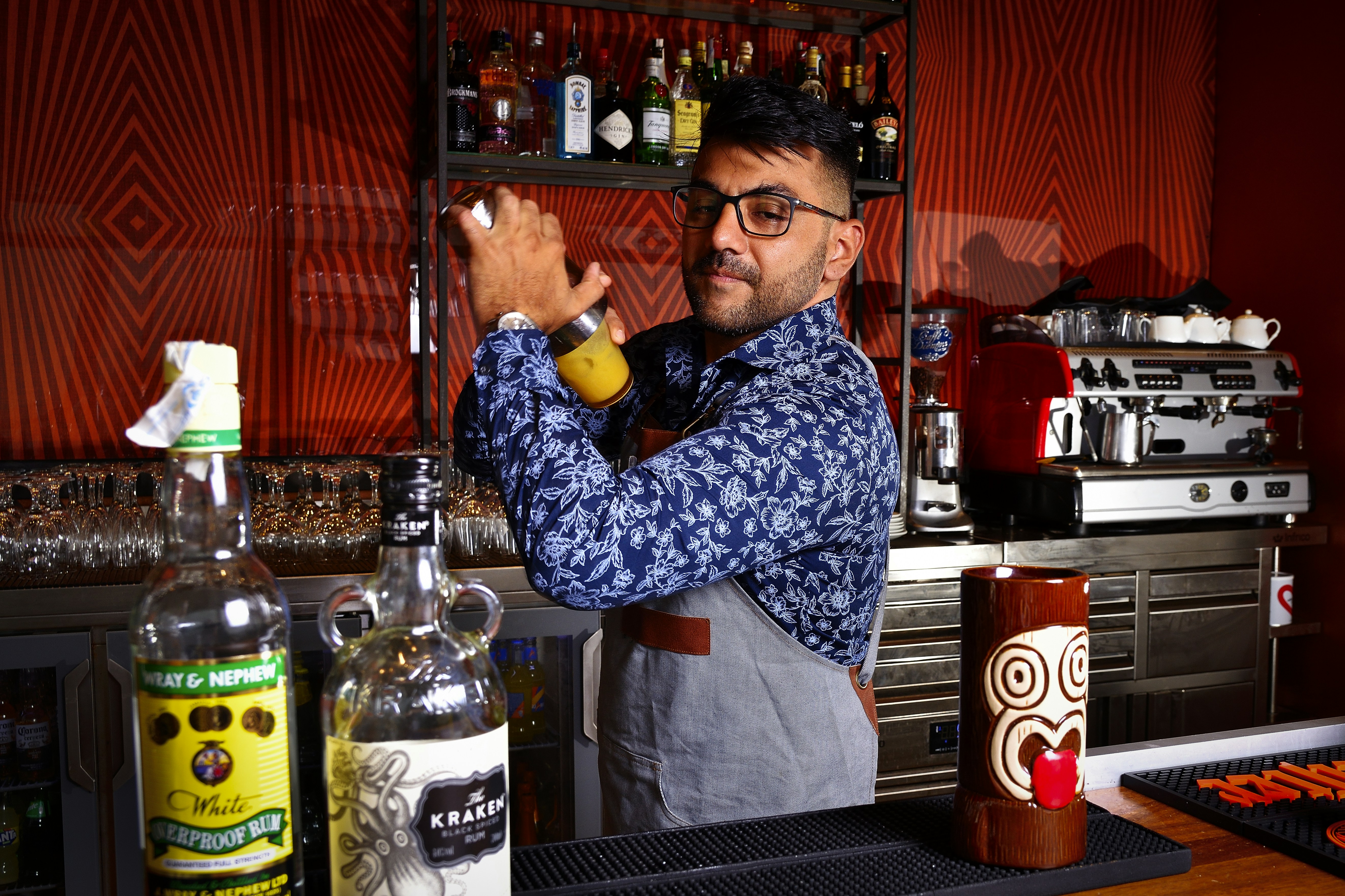 Barmen Pictures | Download Free Images on Unsplash