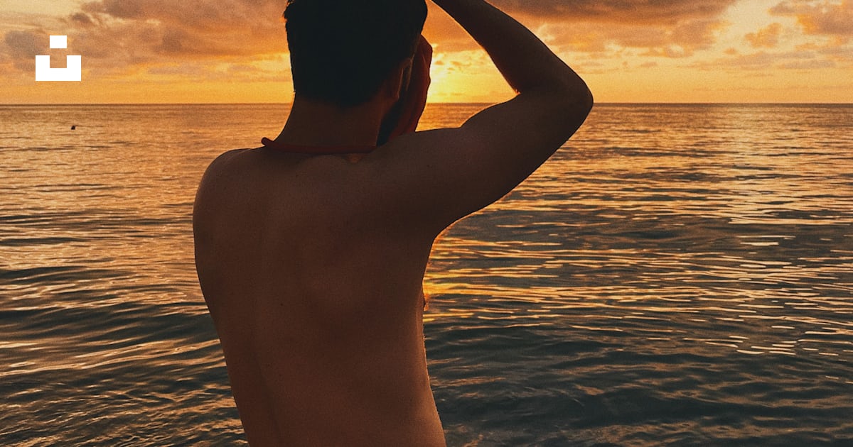 Foto Un Hombre Parado En El Agua Al Atardecer Imagen Espalda Gratis