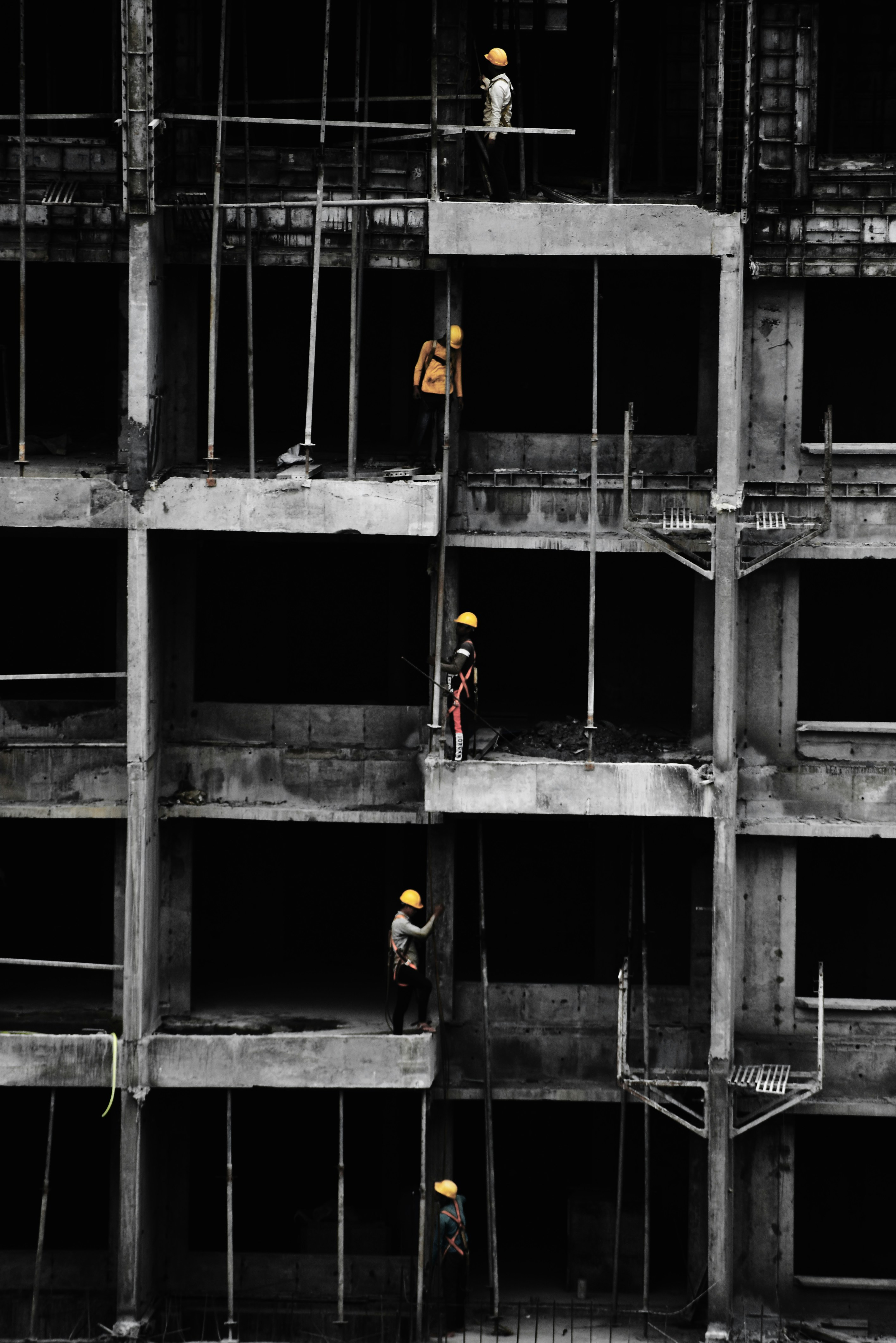 Un groupe d’hommes debout au sommet d’un grand immeuble photo – Image ...