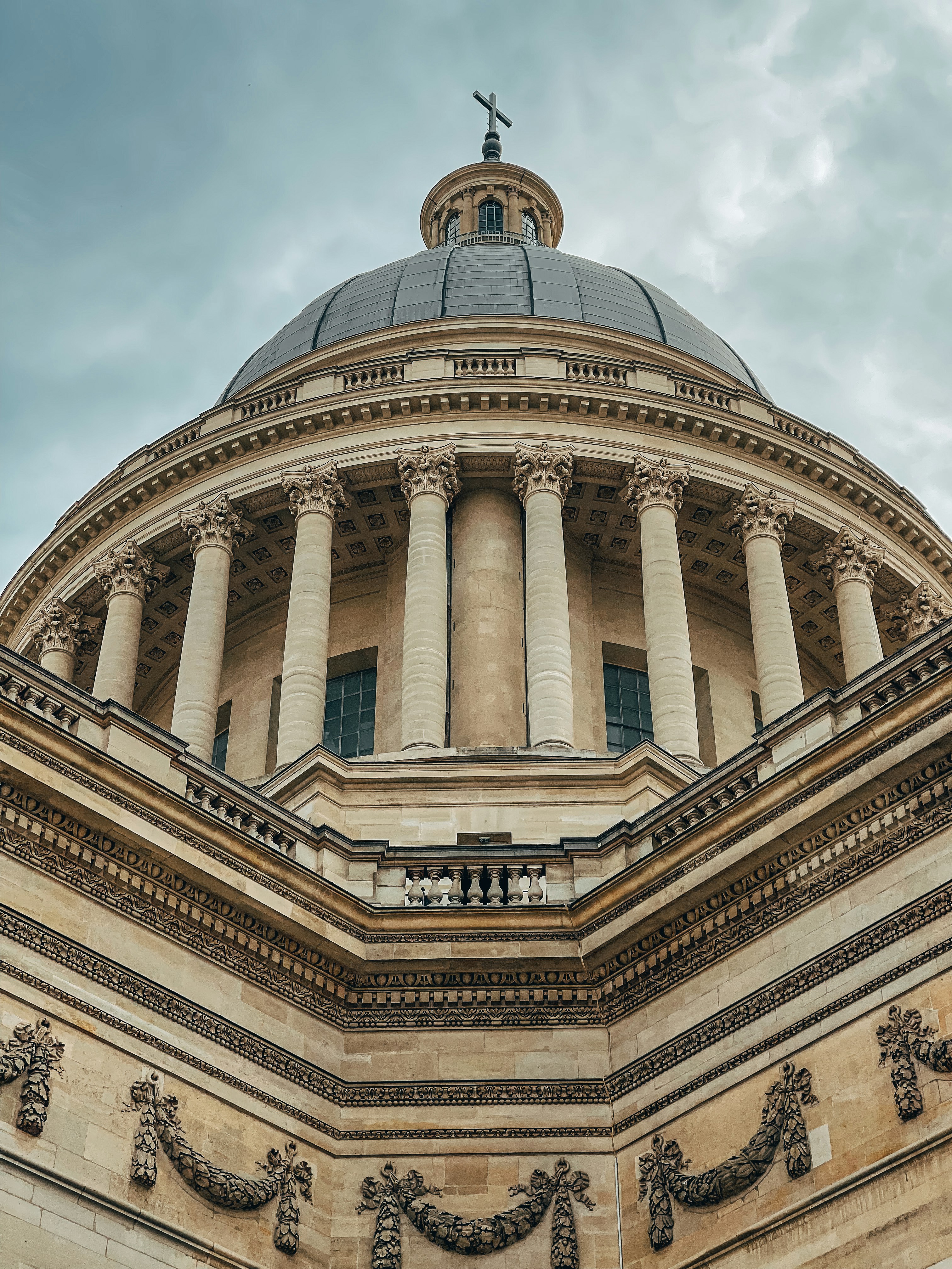 Le Panthéon - France | a large building with a dome on top of it