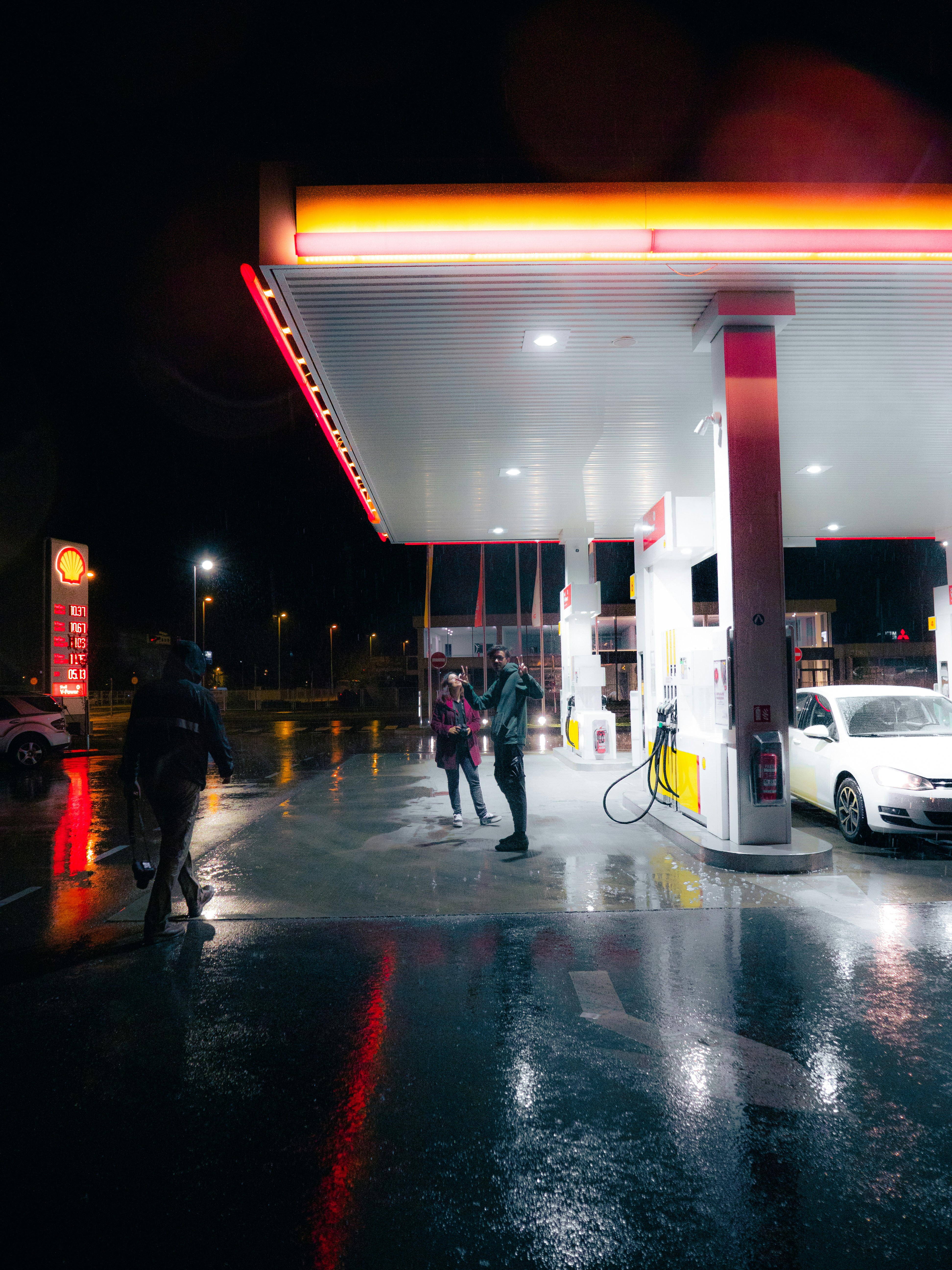 A group of people standing at a gas station photo – Free Sjedinjene ...