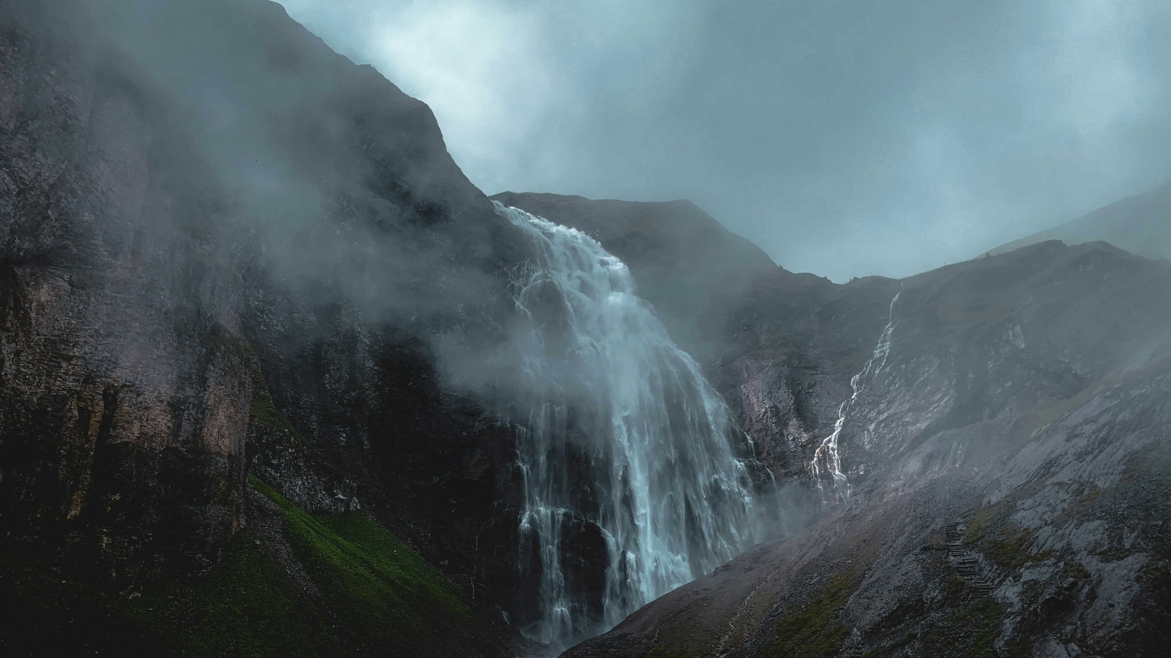 A very tall waterfall in the middle of a mountain photo – Free Berner ...