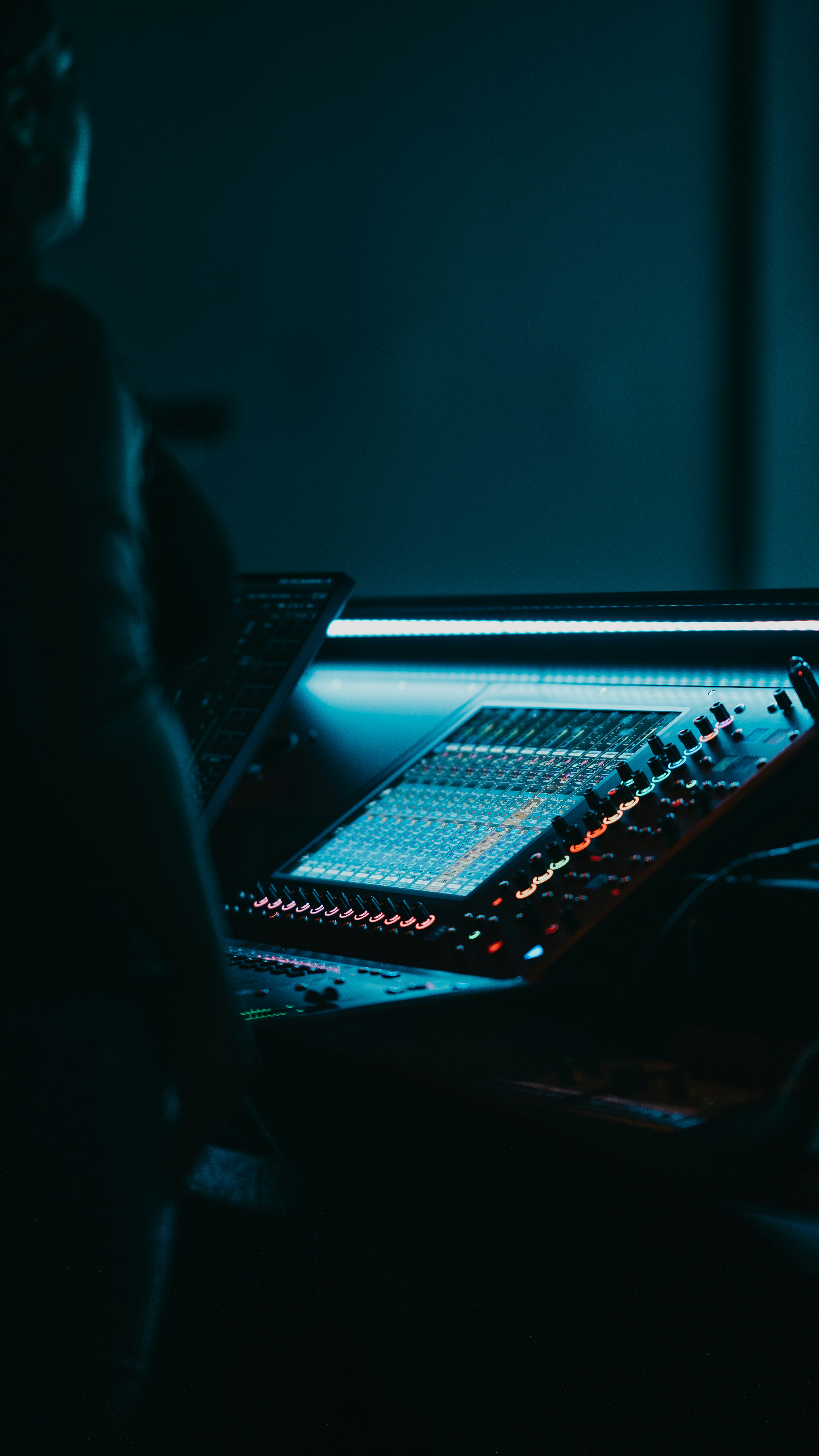 A person sitting in front of a laptop in a dark room photo – Free Human ...