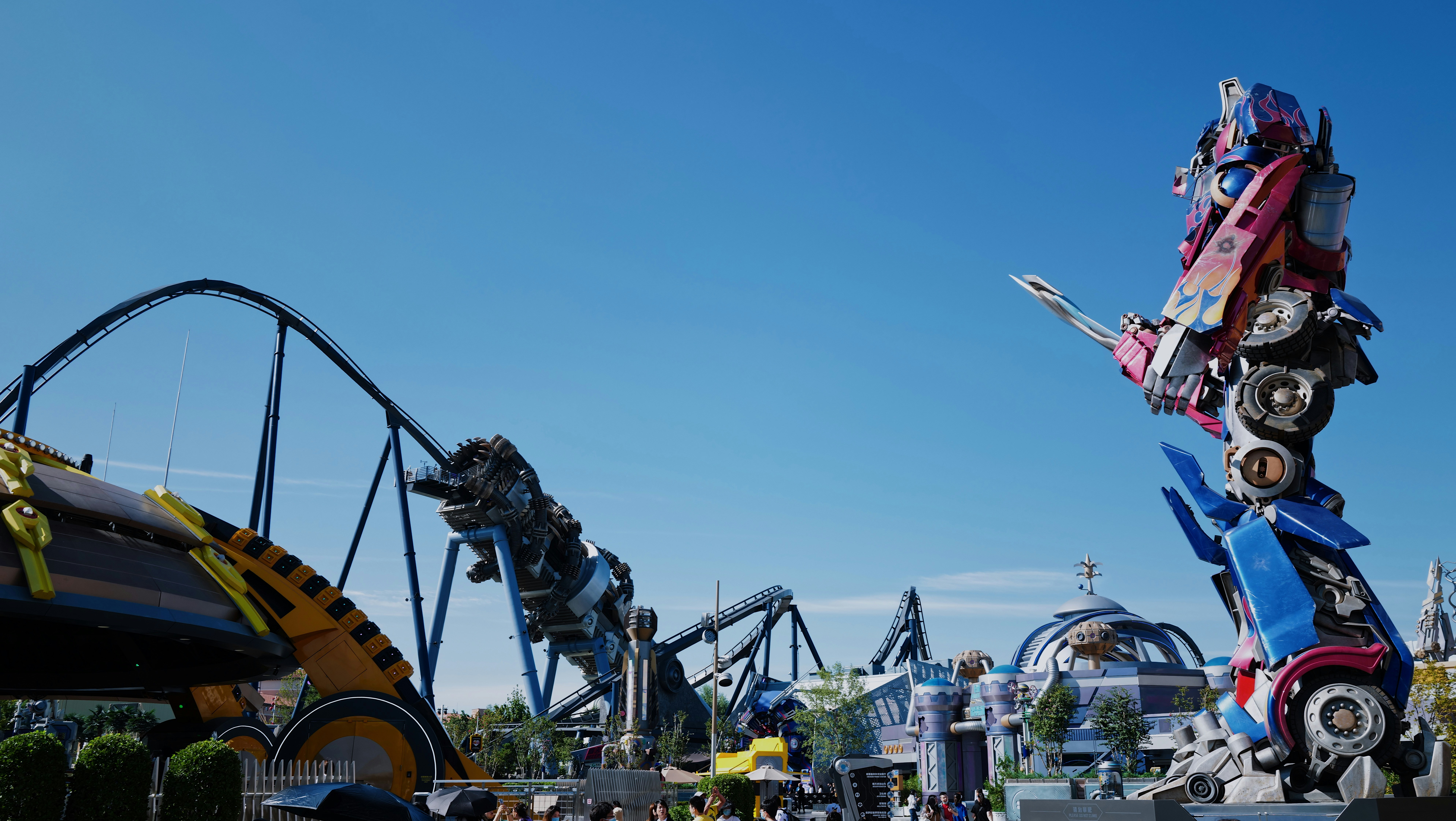 A roller coaster and a roller coaster ride at a theme park photo – Free ...