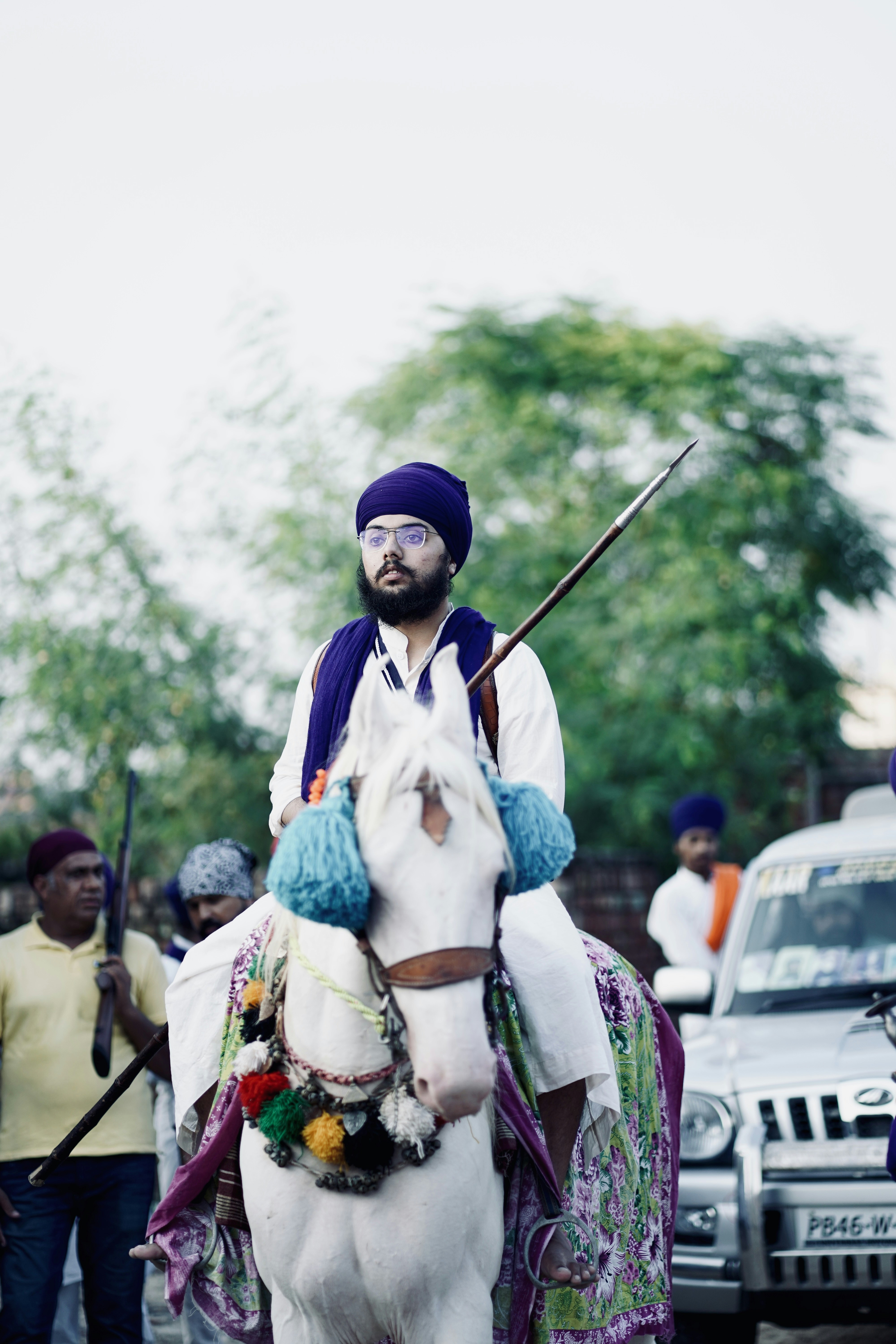 Foto Un hombre montado en el lomo de un caballo blanco – Imagen Humano ...
