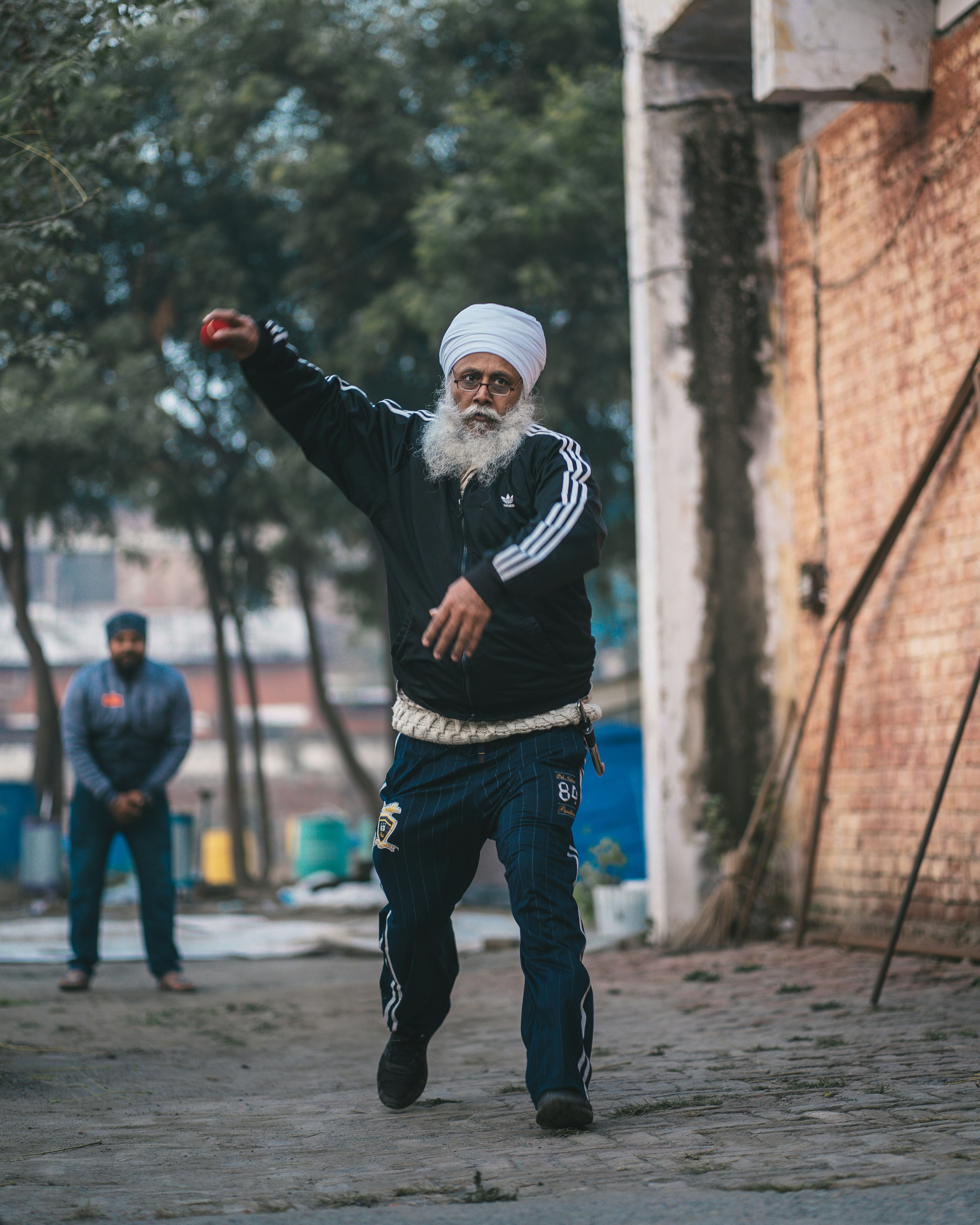 A man in a turban throws a frisbee photo – Free Photo Image on Unsplash