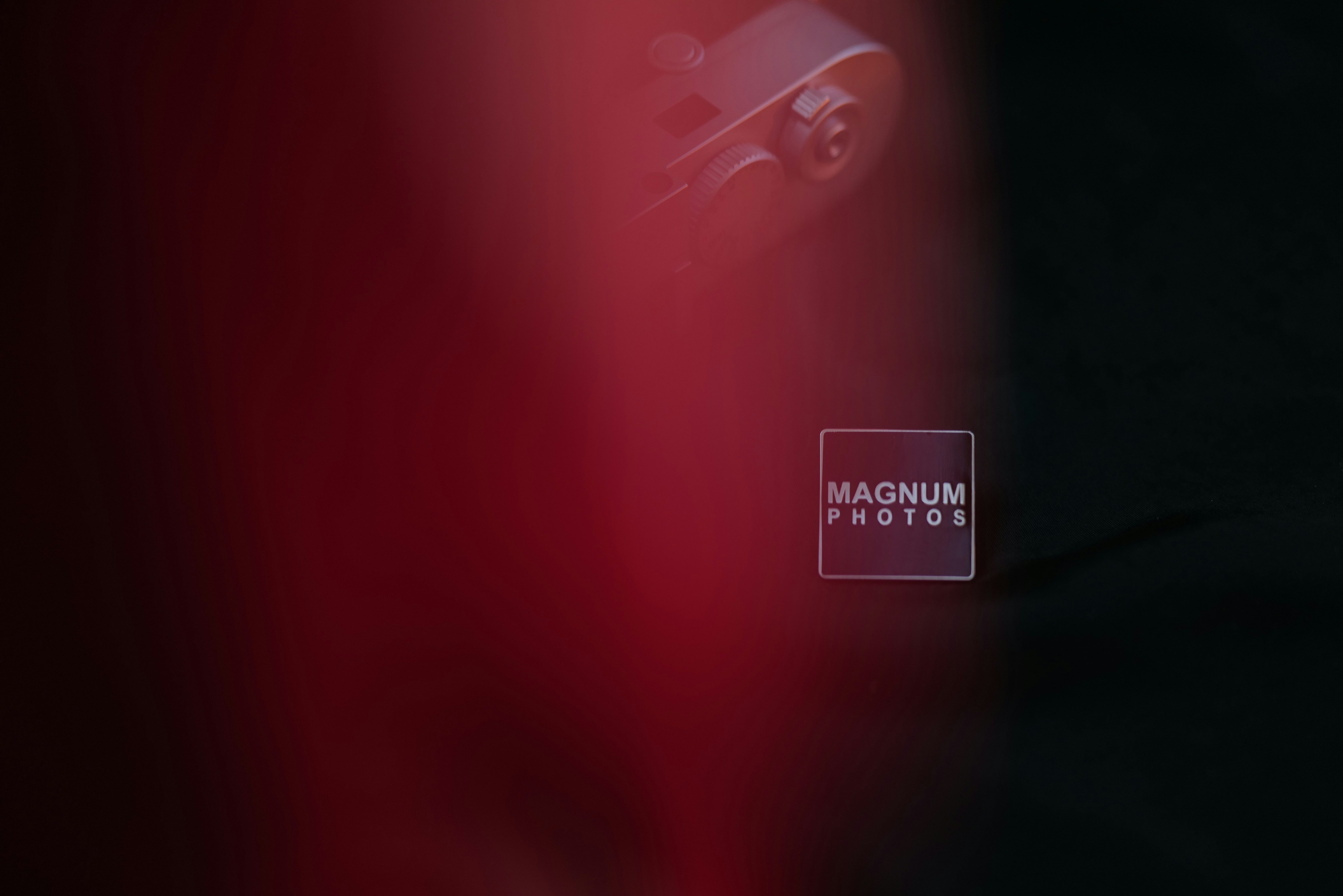 Une photo floue d’un objet rouge avec un fond noir photo – Photo ...