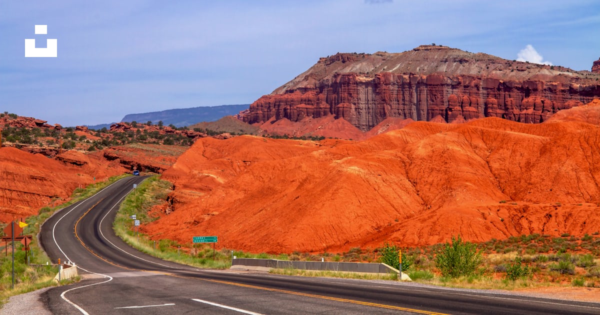 山を背景に砂漠の真ん中にある道の写真 Unsplashの無料アメリカ写真