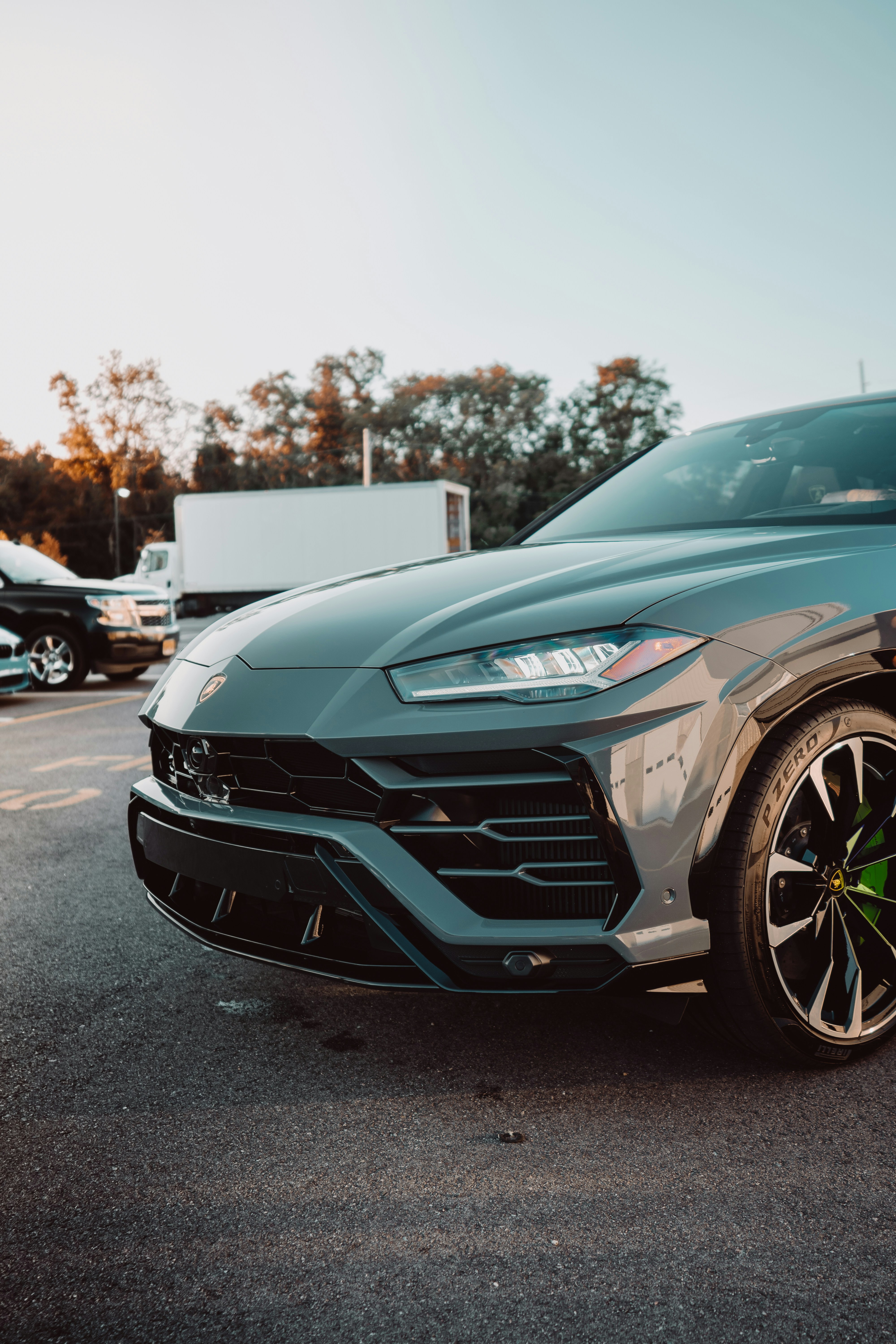 Un VUS Grey Lamb stationné dans un parking photo – Photo Gris Gratuite ...