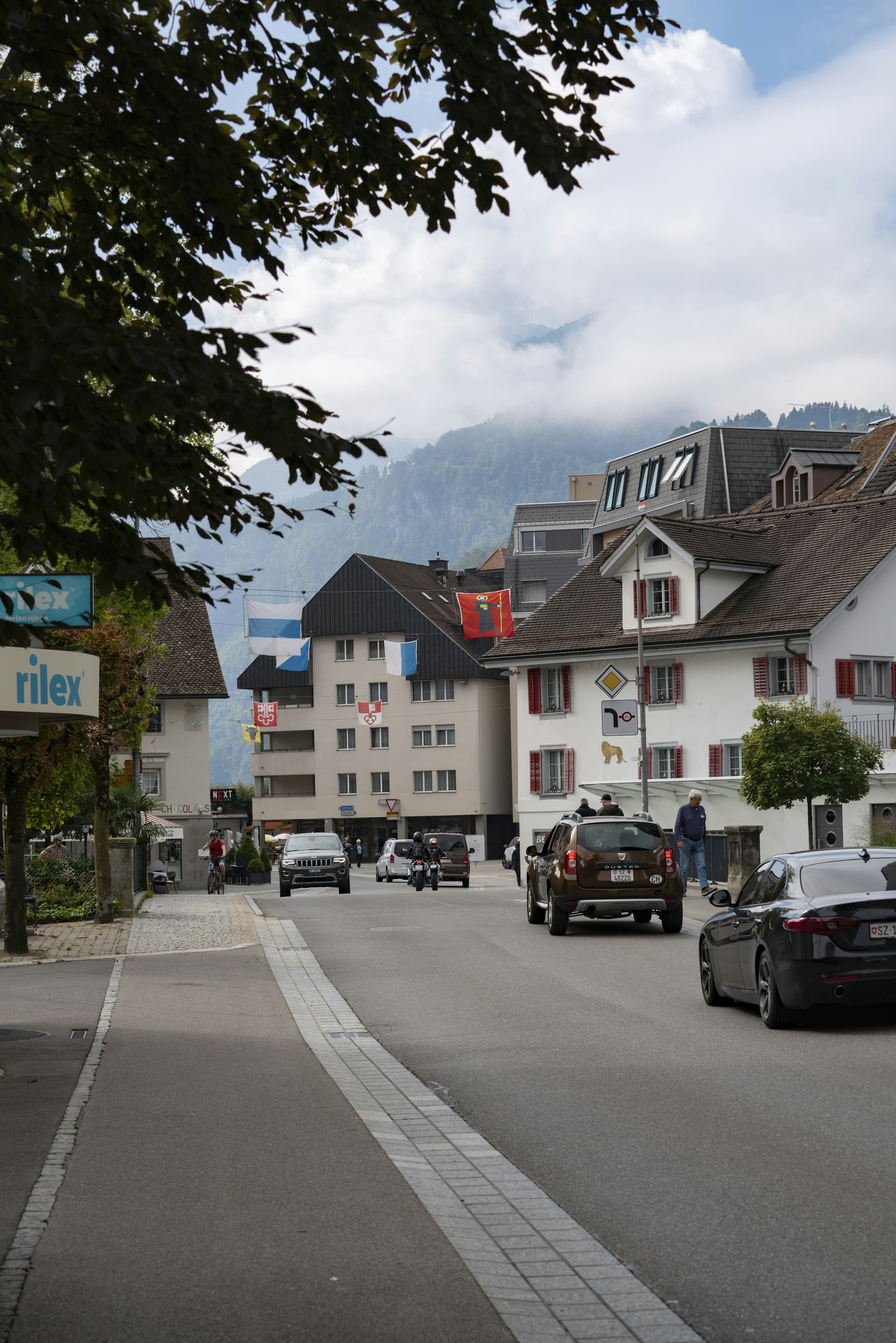 Eine Straße mit seitlich geparkten Autos Foto – Kostenloses Bild zum ...
