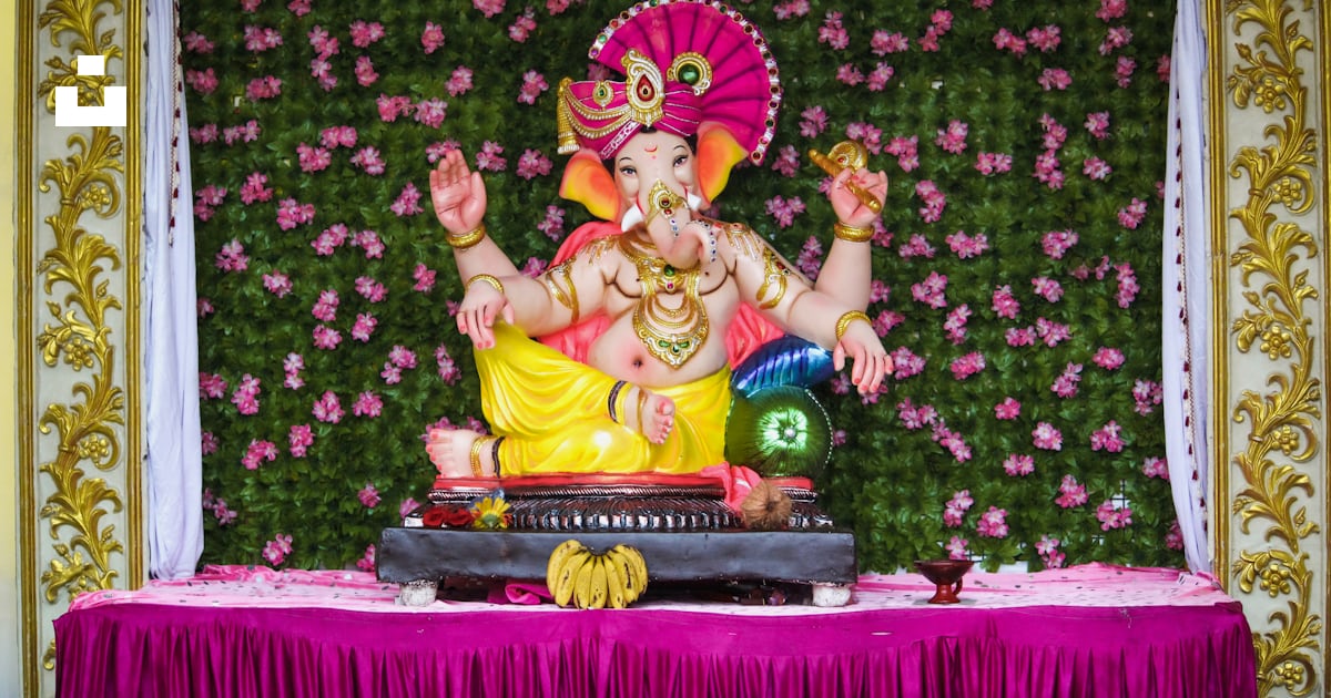 Foto Una Estatua De Un Dios Hindú En Un Escenario Imagen Ganesh