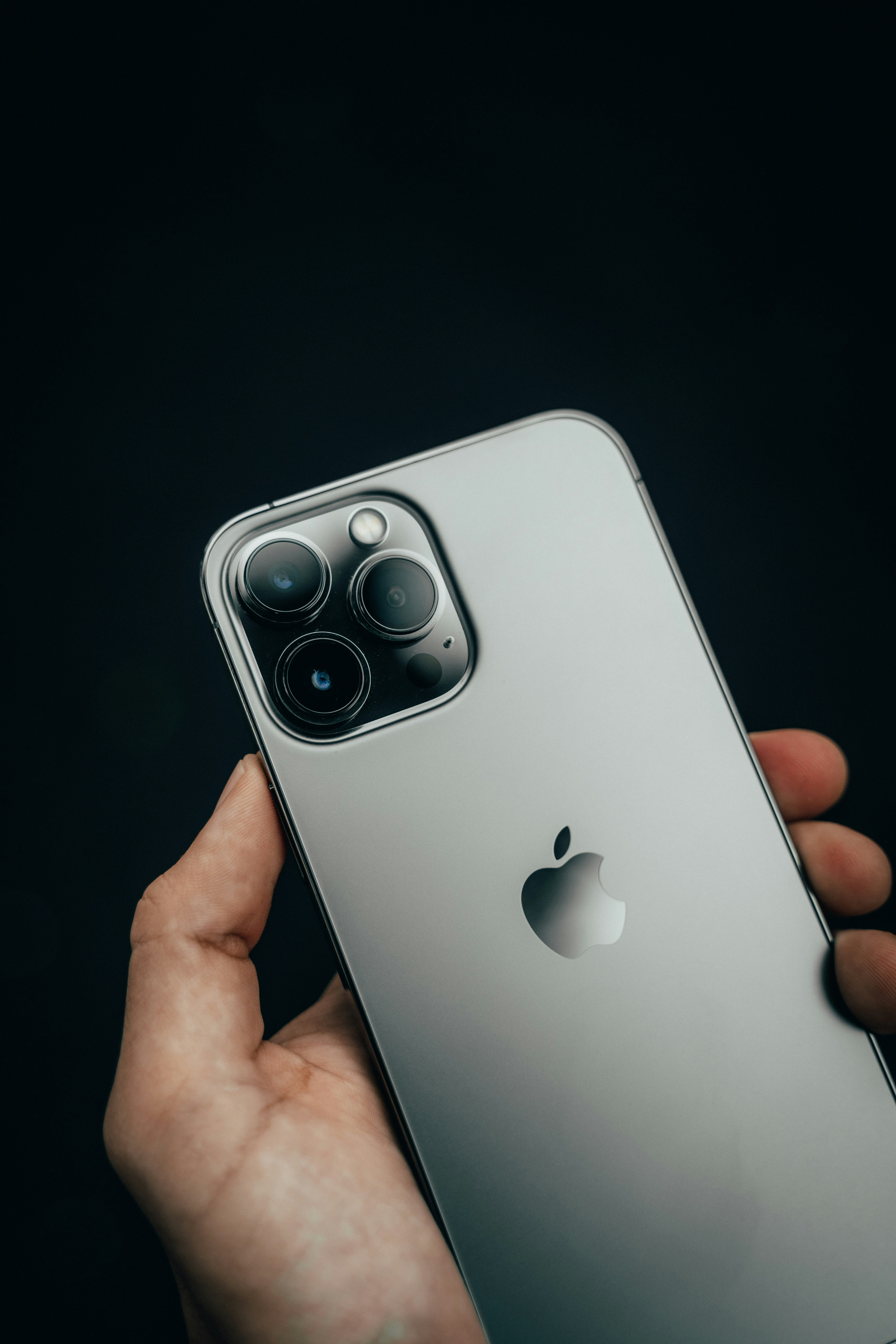 Foto Una persona sosteniendo un iPhone en la mano – Imagen Gris gratis ...