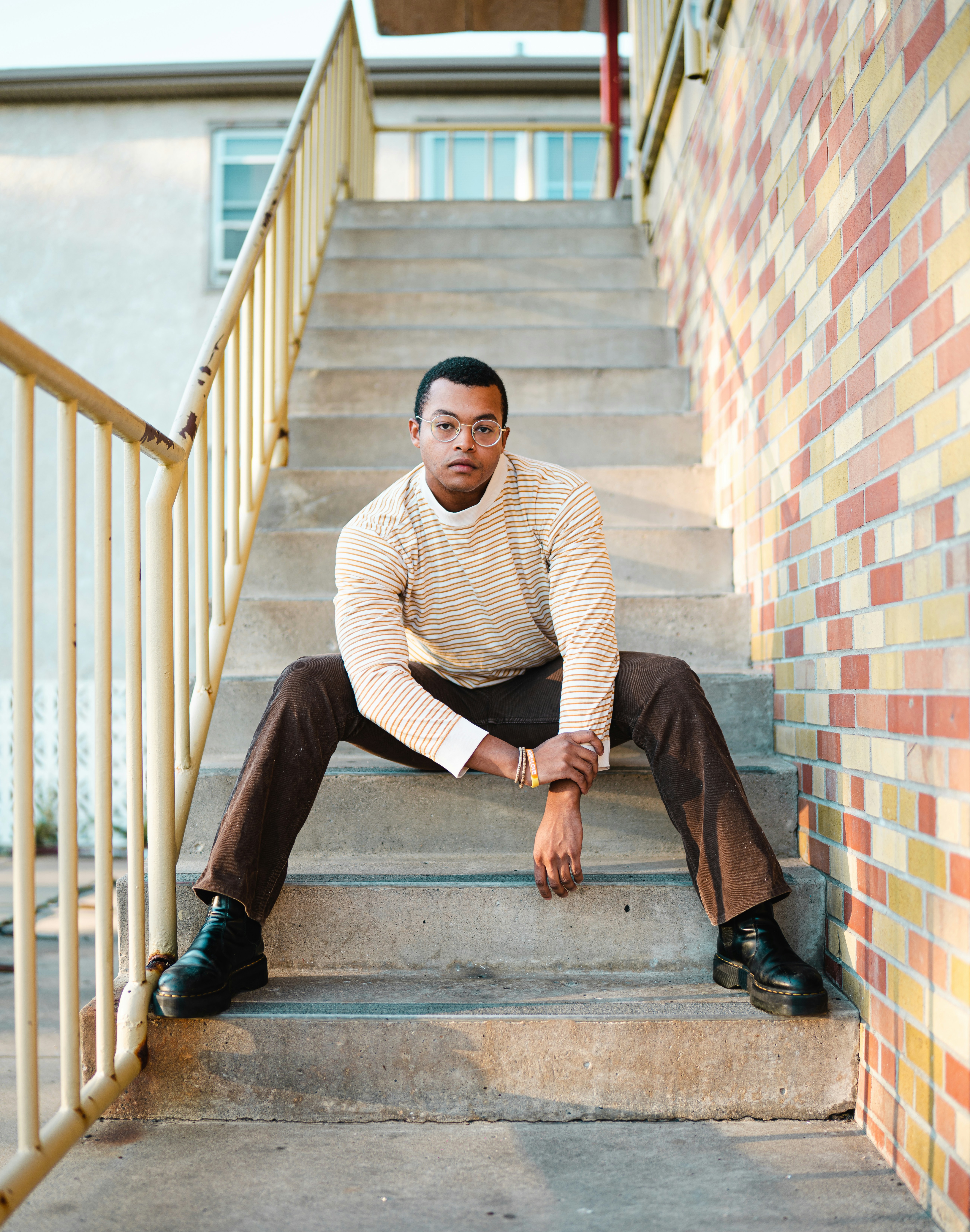 Un homme assis sur les marches d’un immeuble photo – Photo Minneapolis ...