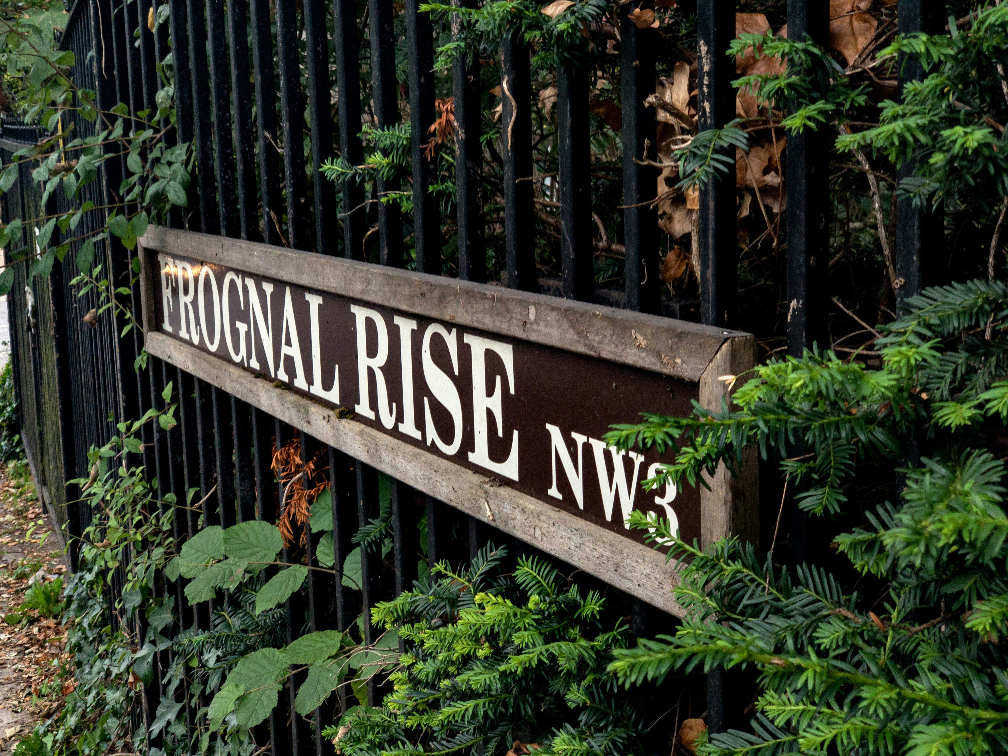 A sign on a fence that says regional rise nw3 photo – Free Land Image ...