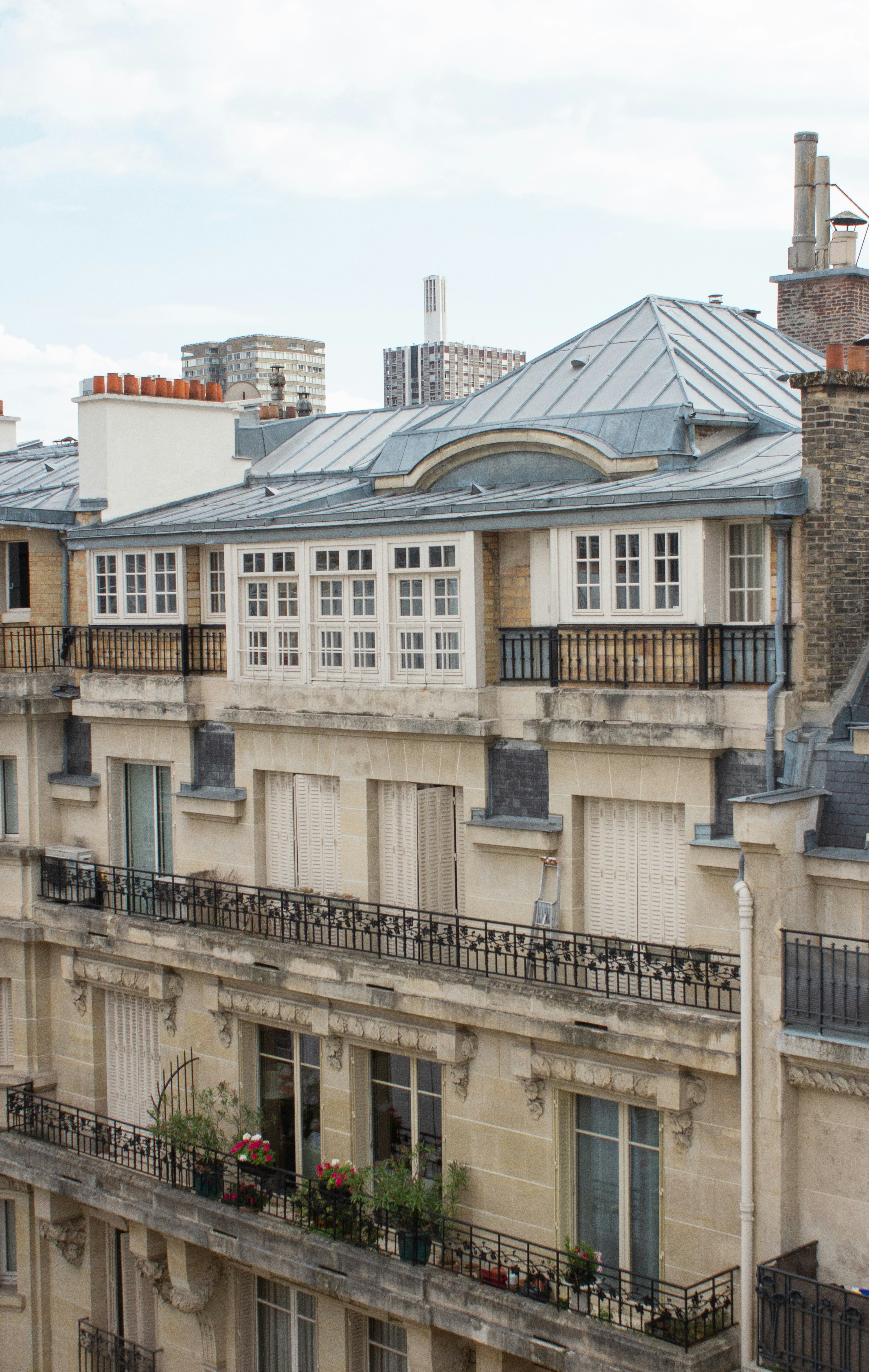 Un bâtiment avec des balcons et des balcons au-dessus photo – Photo ...