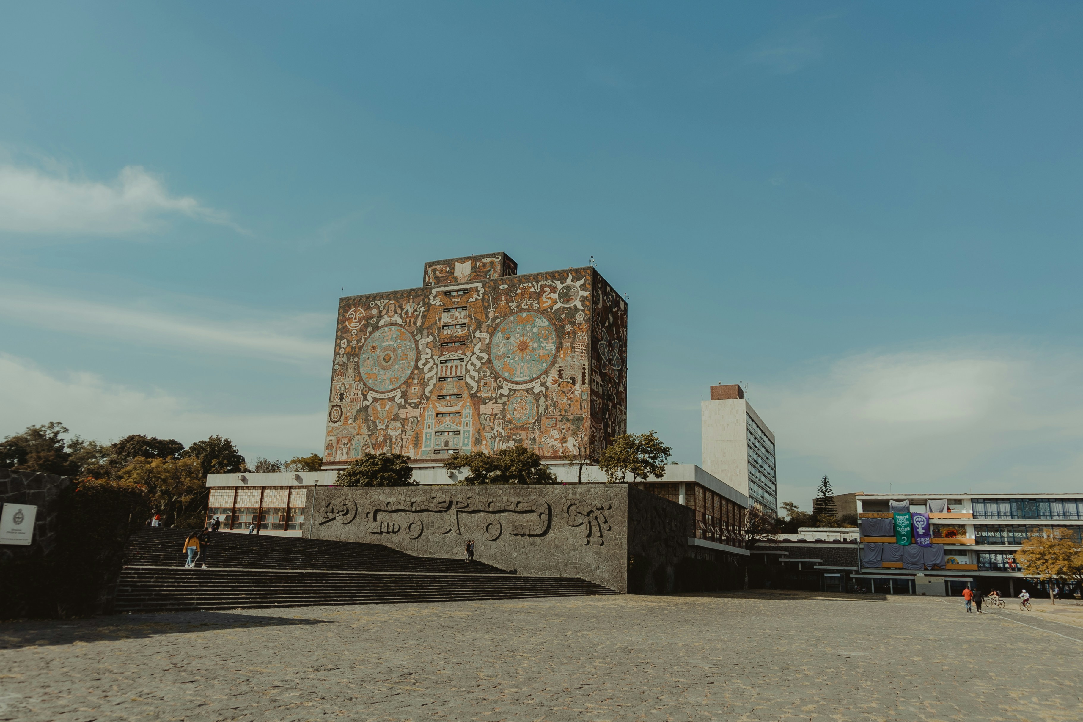Geometric Relief in the City Plaza: A Cubic Monument Under Open Skies