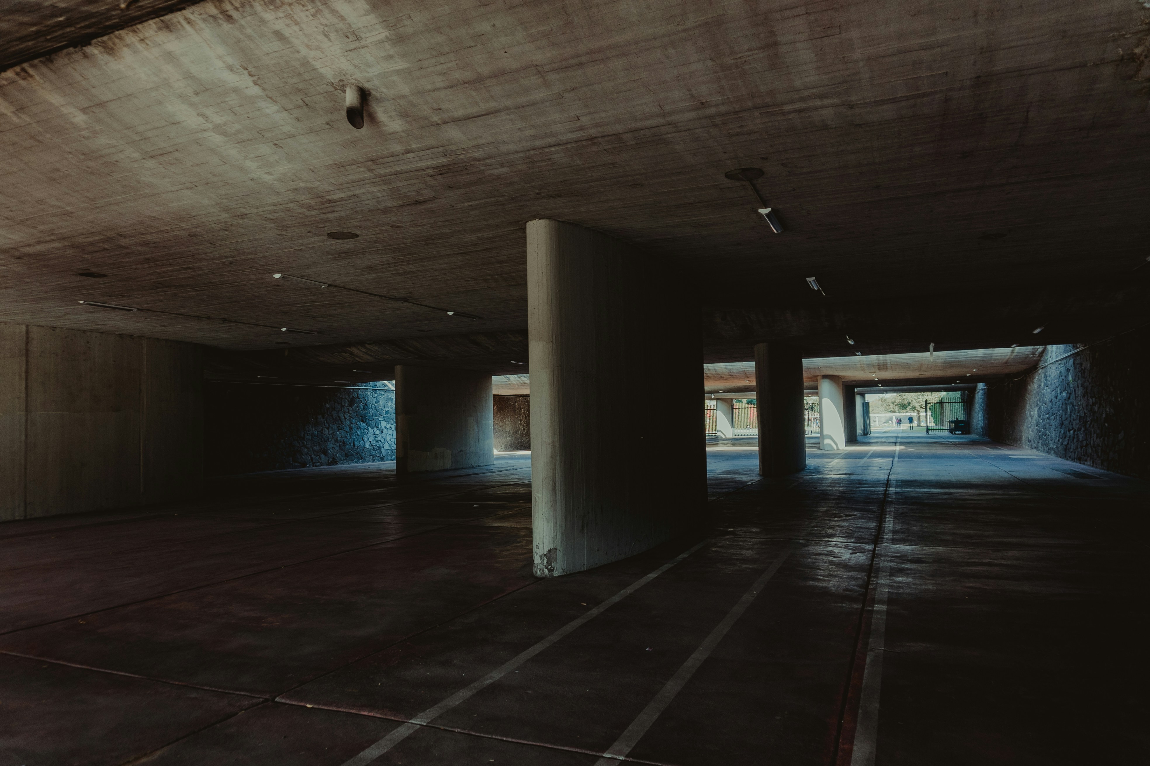 An empty parking garage with no people inside photo – Free Universidad ...