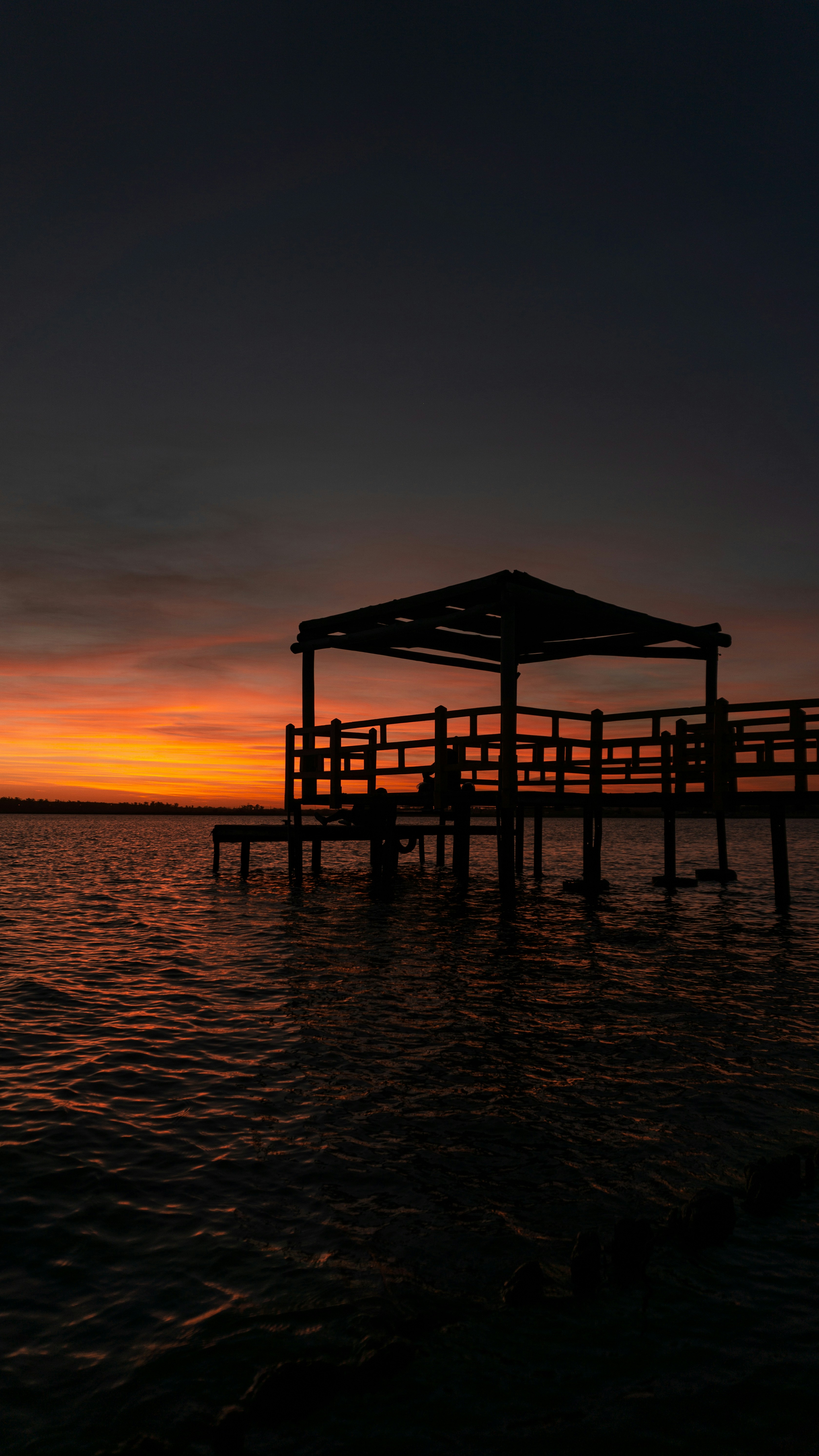 Une jetée posée au-dessus d’un plan d’eau photo – Photo L'eau Gratuite ...
