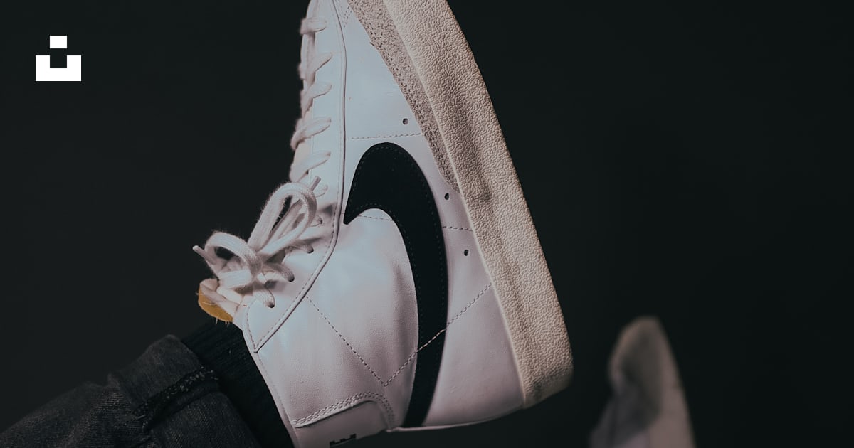 Los Pies De Una Persona En Zapatillas Blancas Y Negras Foto Imagen De