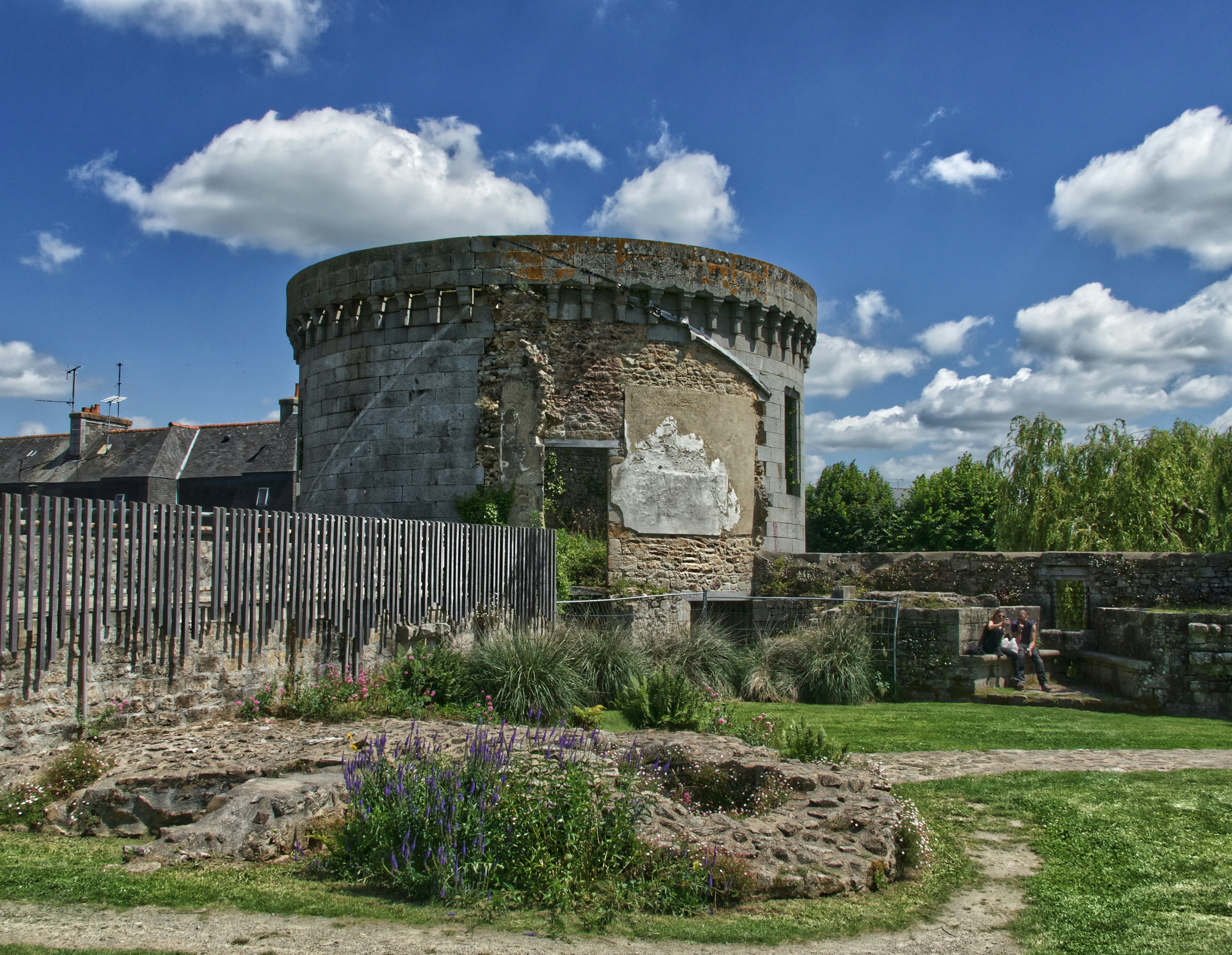 Une des tours du Château Pierre II situé à Guingamp.
Le château faisait également partie de la ceinture défensive de la ville : des remparts construits en 1446 par Jean de Beuves pour Pierre II, étaient également présents et dessinaient les contours de la ville au xve siècle.
À l'achèvement des remparts en 1456, la ville comptait :
- six tours Toulquéllénic,  Traou-Zach, Saint-Sauveur, Luduec, La Fontaine et Champ du Roy au Mauroy
- Quatre portes d'accès : Quincy, Locmikaël, Tréguier, Montbareil, Porte de Rennes
- deux poternes venaient compléter ce système défensif : Quincy et Saint-Jacques, barbacane défendant l'accès Est de la ville. 