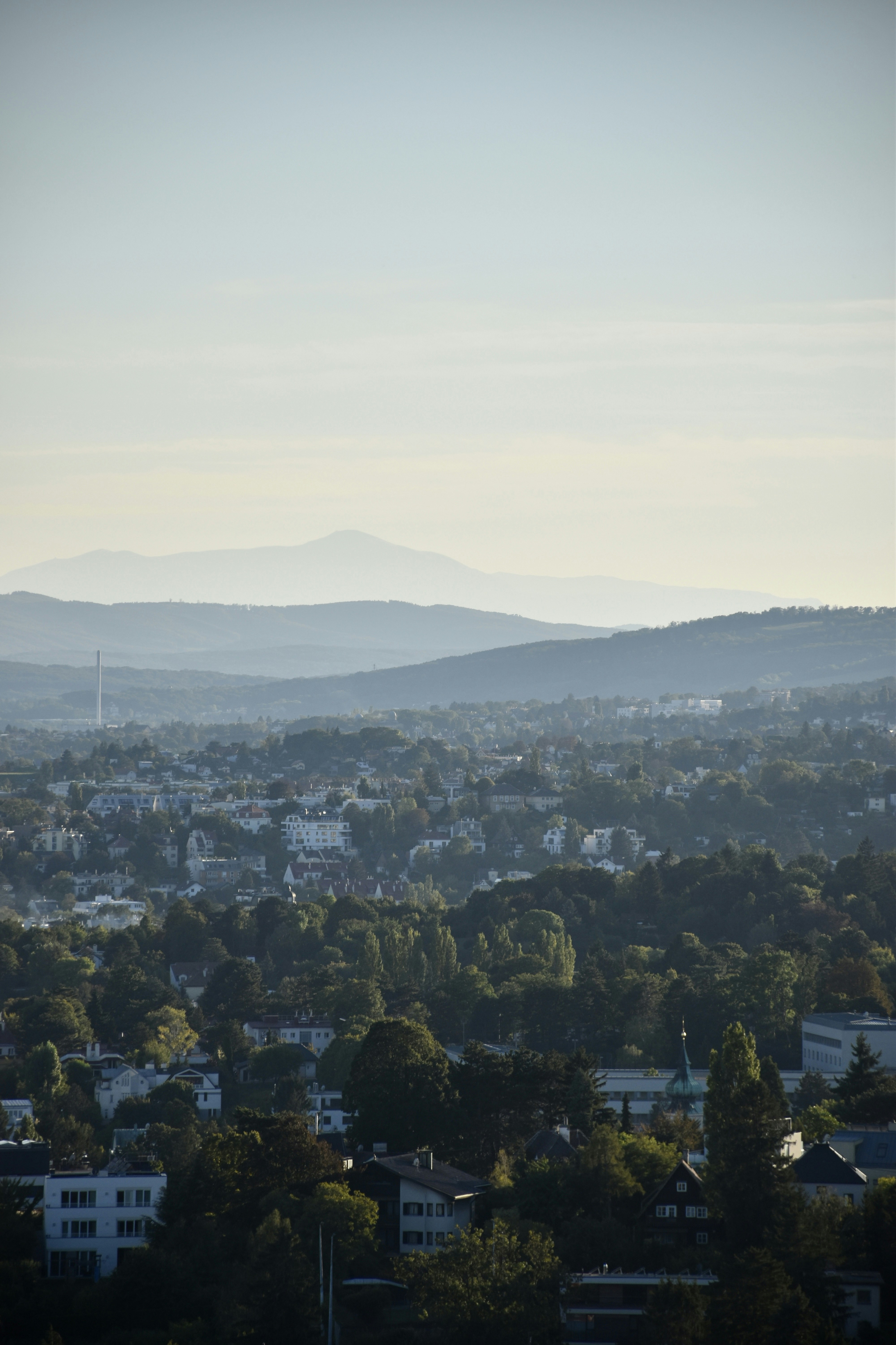 Foto Una vista de una ciudad con montañas al fondo – Imagen Viena gratis en Unsplash