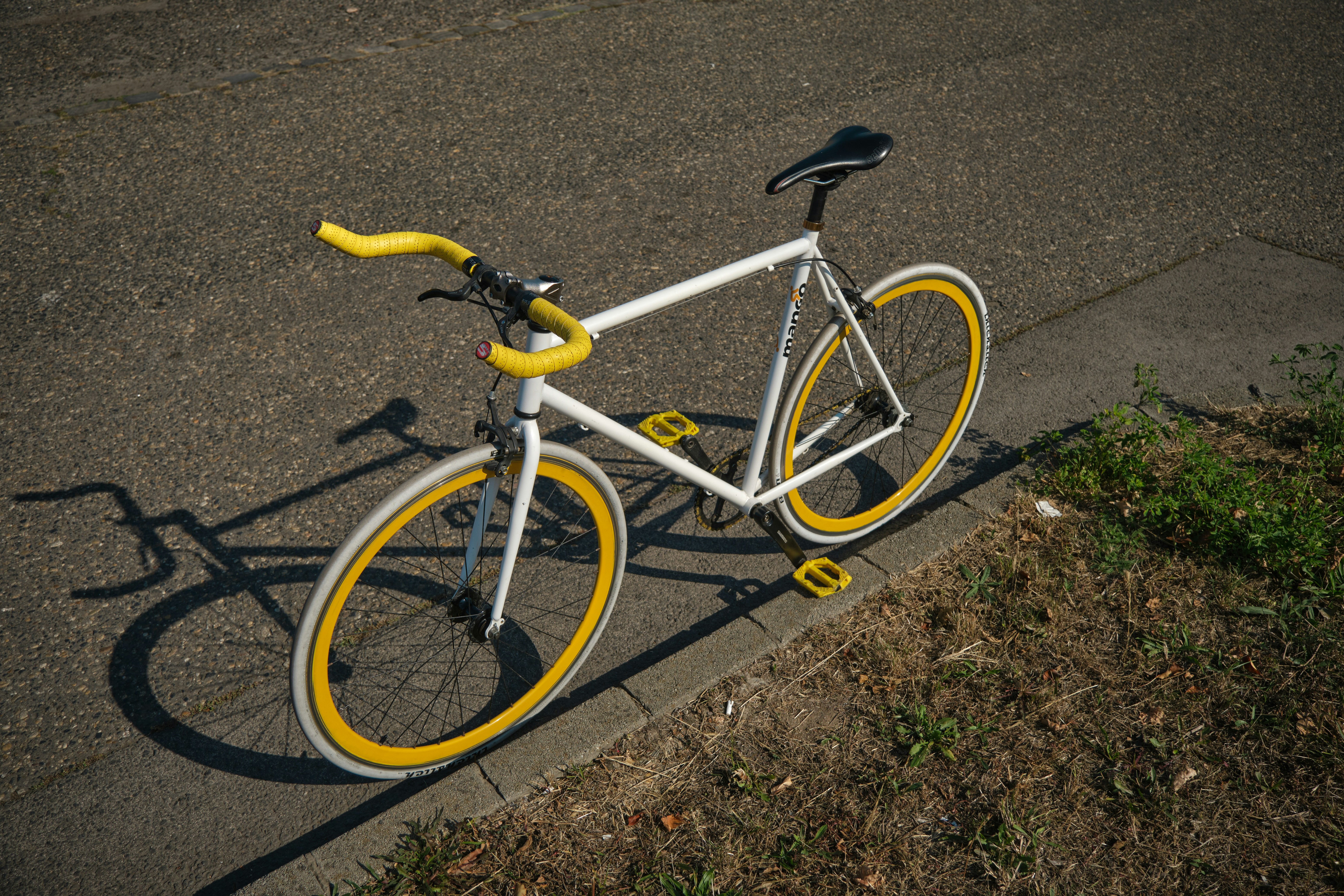 Yellow and white singlespeed city bike on termac