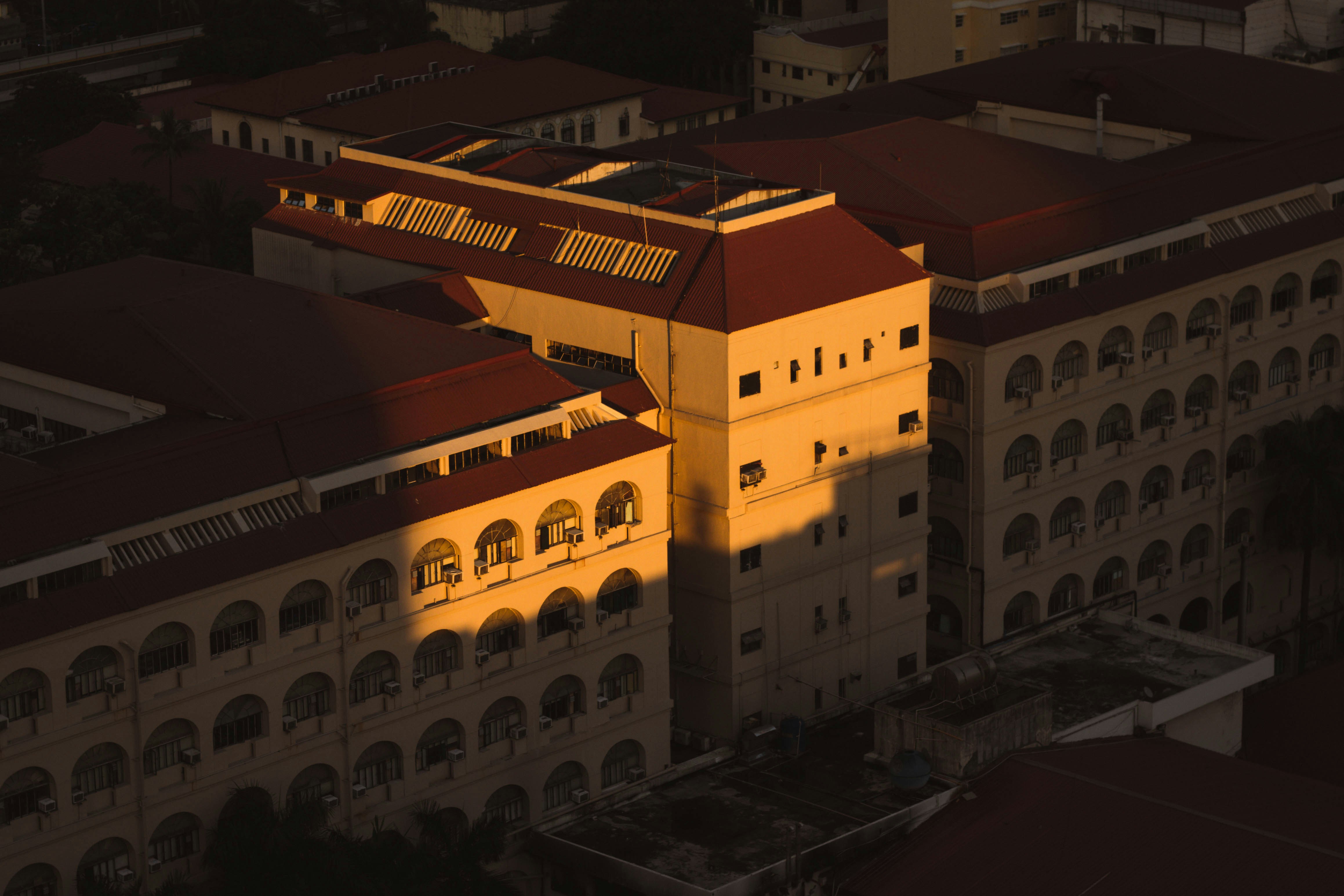 Sunlit Arches and Quiet Geometry on a Rooftop Campus