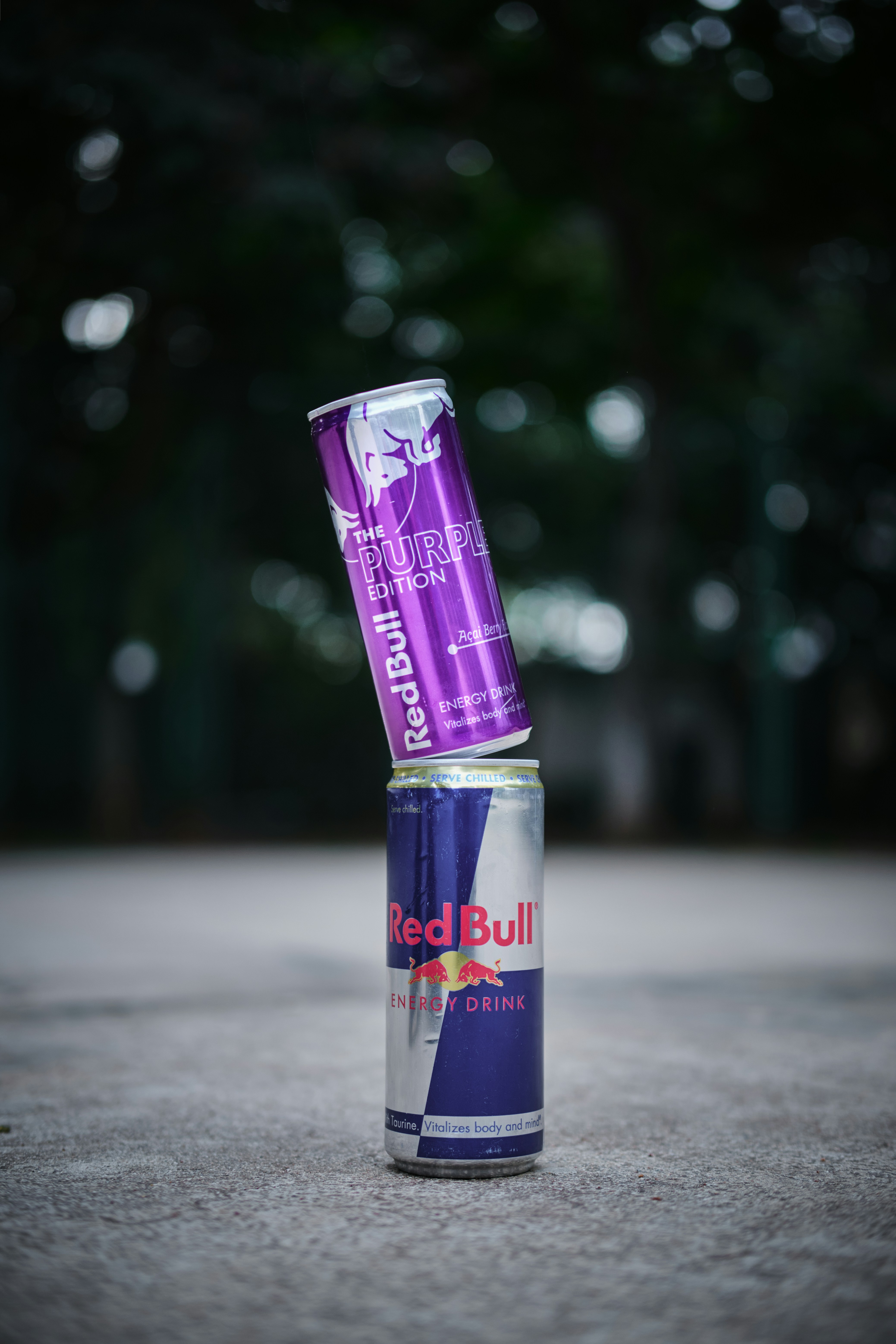 Eine Dose Red Bull Energy Drink auf dem Boden Foto – Kostenloses Bild ...
