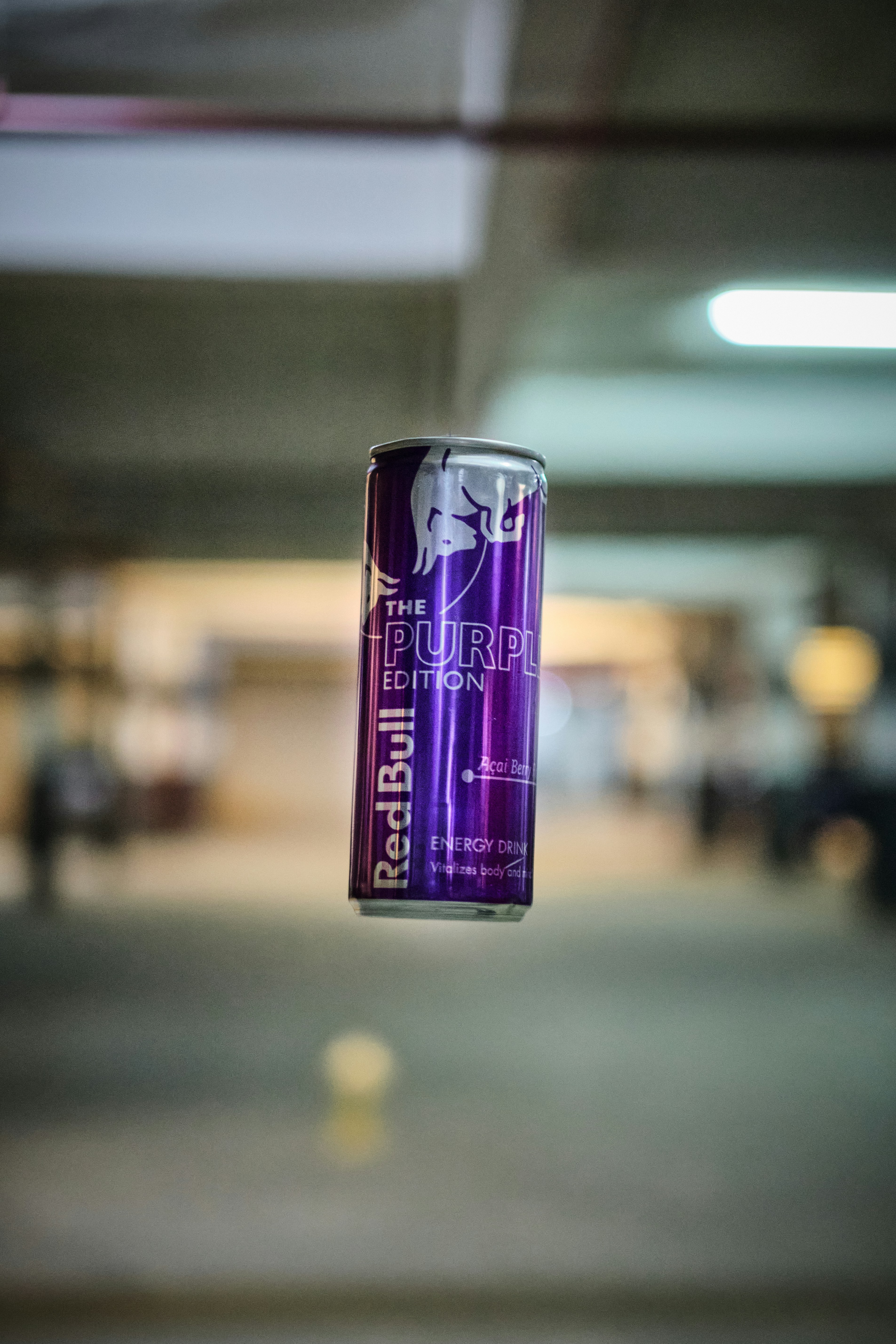Foto zum Thema Eine Dose Energy Drink hängt von der Decke – Kostenloses ...