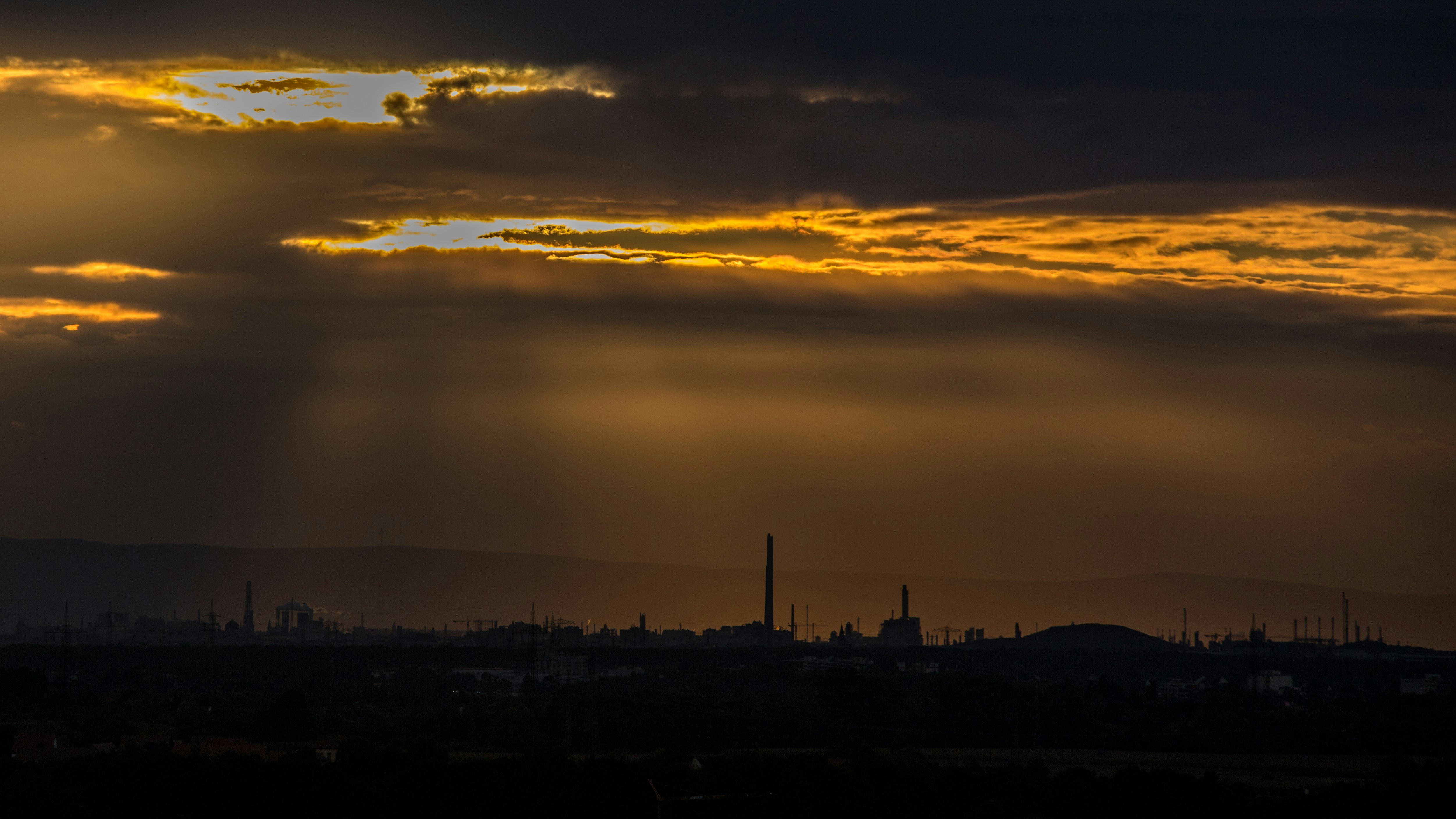The sun is shining through the clouds over a city photo – Free Mannheim ...