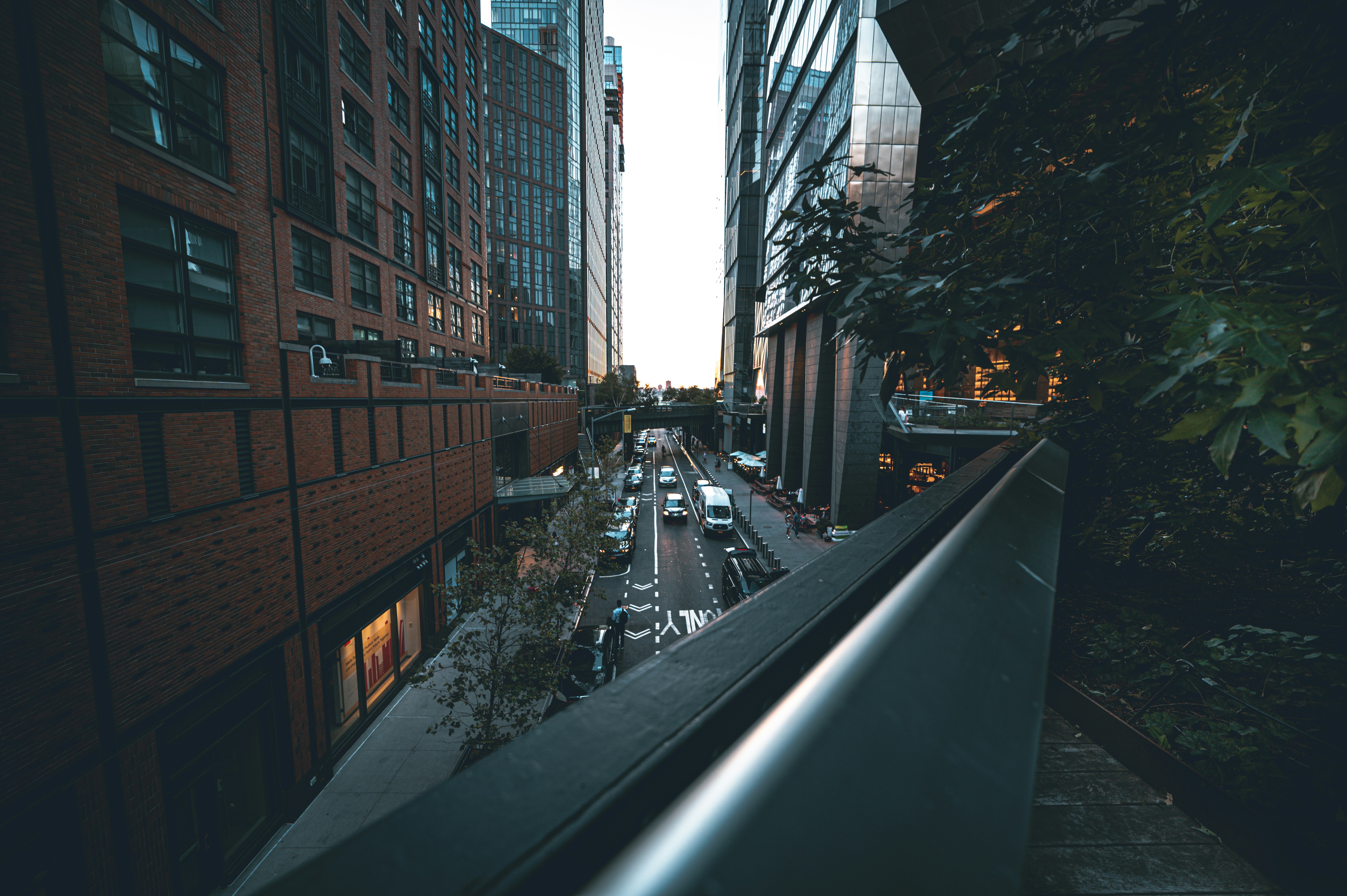 Foto Una calle de la ciudad llena de muchos edificios altos – Imagen ...