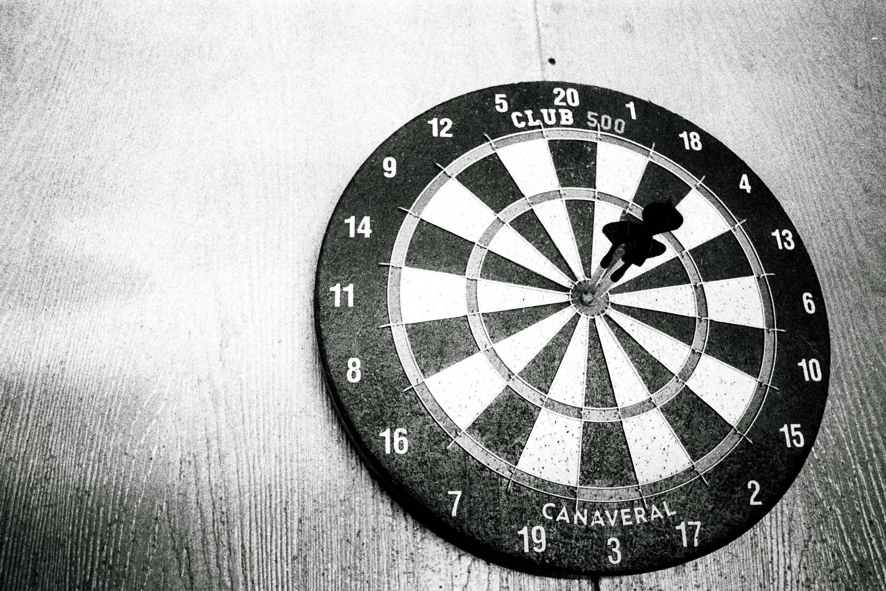 A dart hitting in the center of a dartboard photo – Free Turkey Image ...