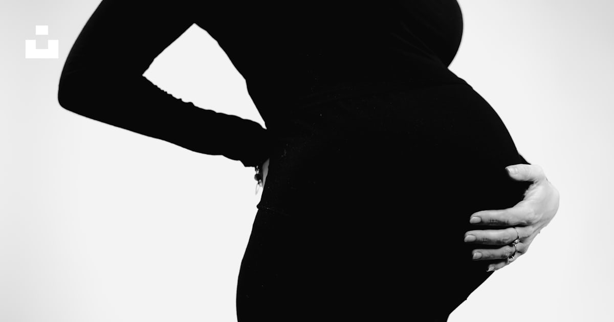 임산부가 흑백 사진을 위해 포즈를 취합니다 사진 Unsplash의 무료 검정 이미지