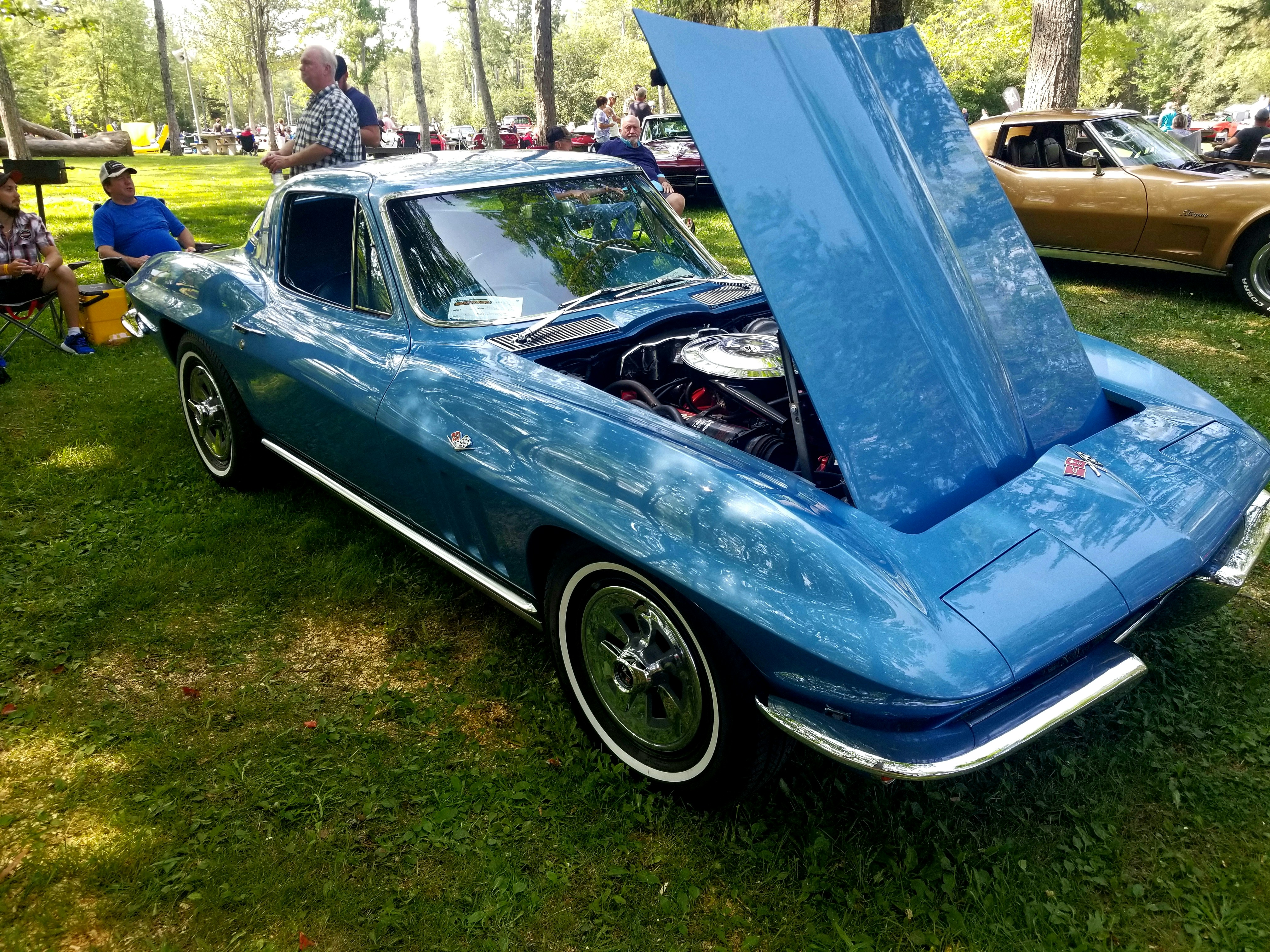 Une voiture bleue avec son capot ouvert lors d’un salon de l’auto photo ...