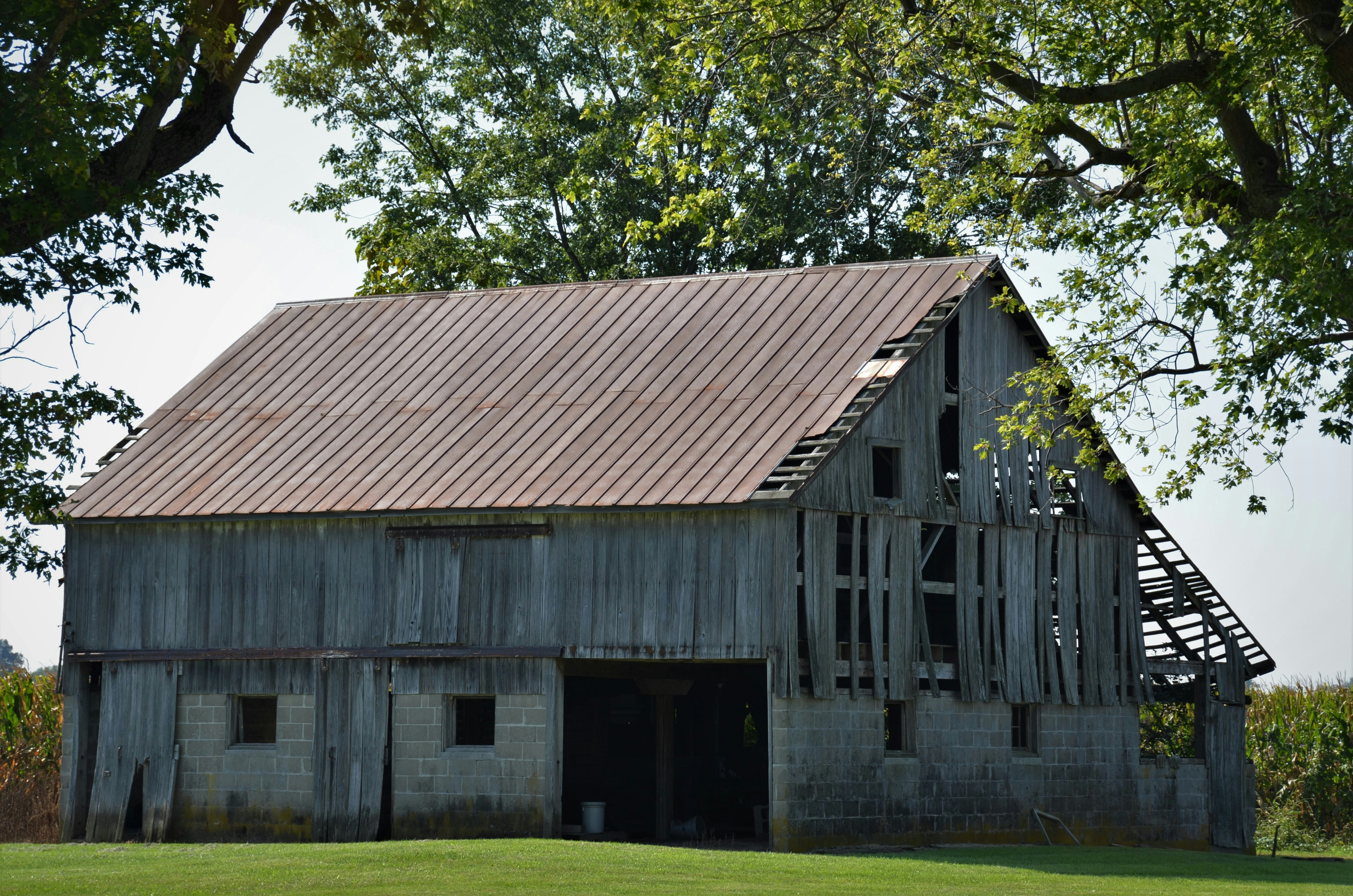 An old barn with a rusted tin roof photo – Free Nature Image on Unsplash