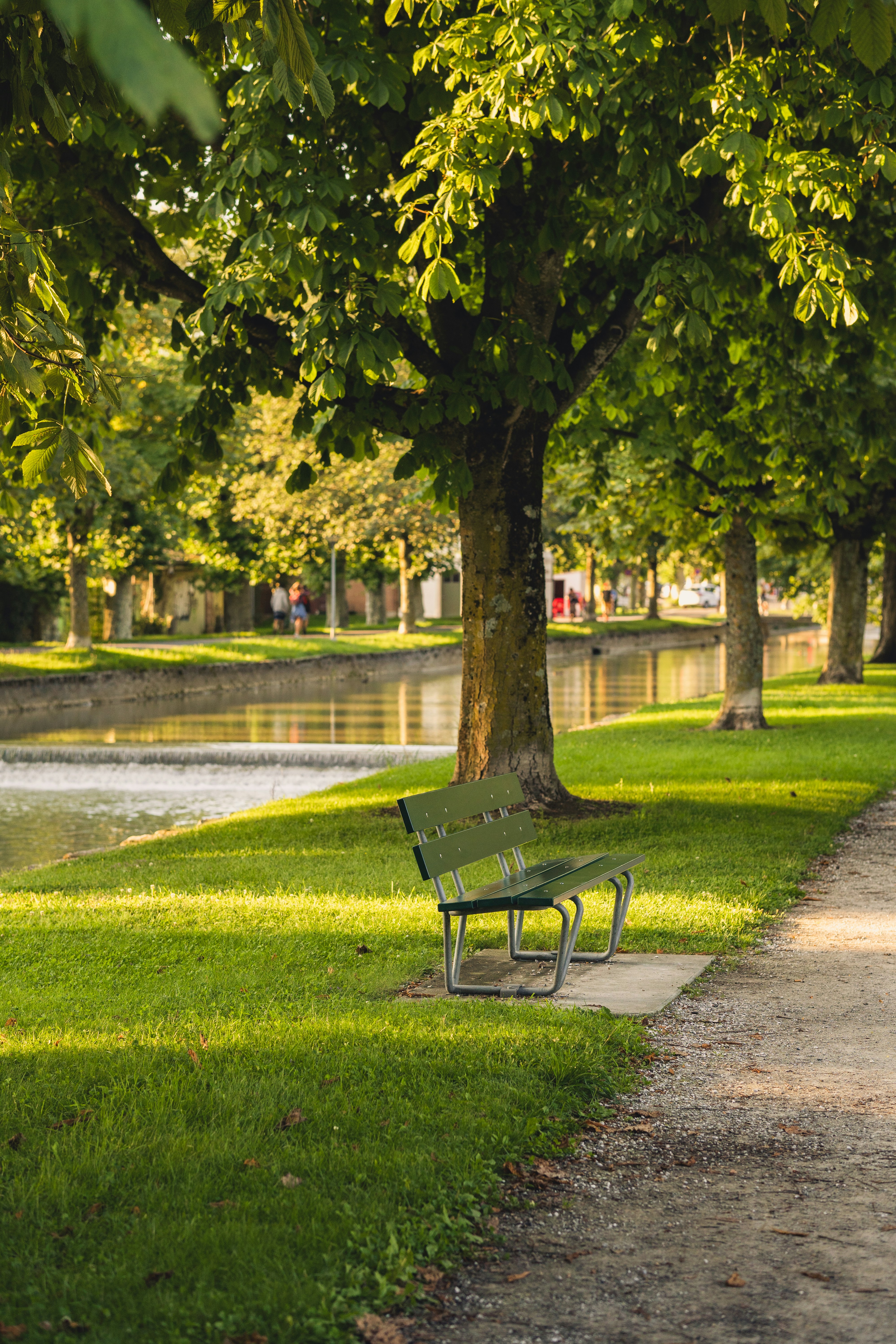 Foto Un banco de parque sentado junto a un río – Imagen Gargantas ...