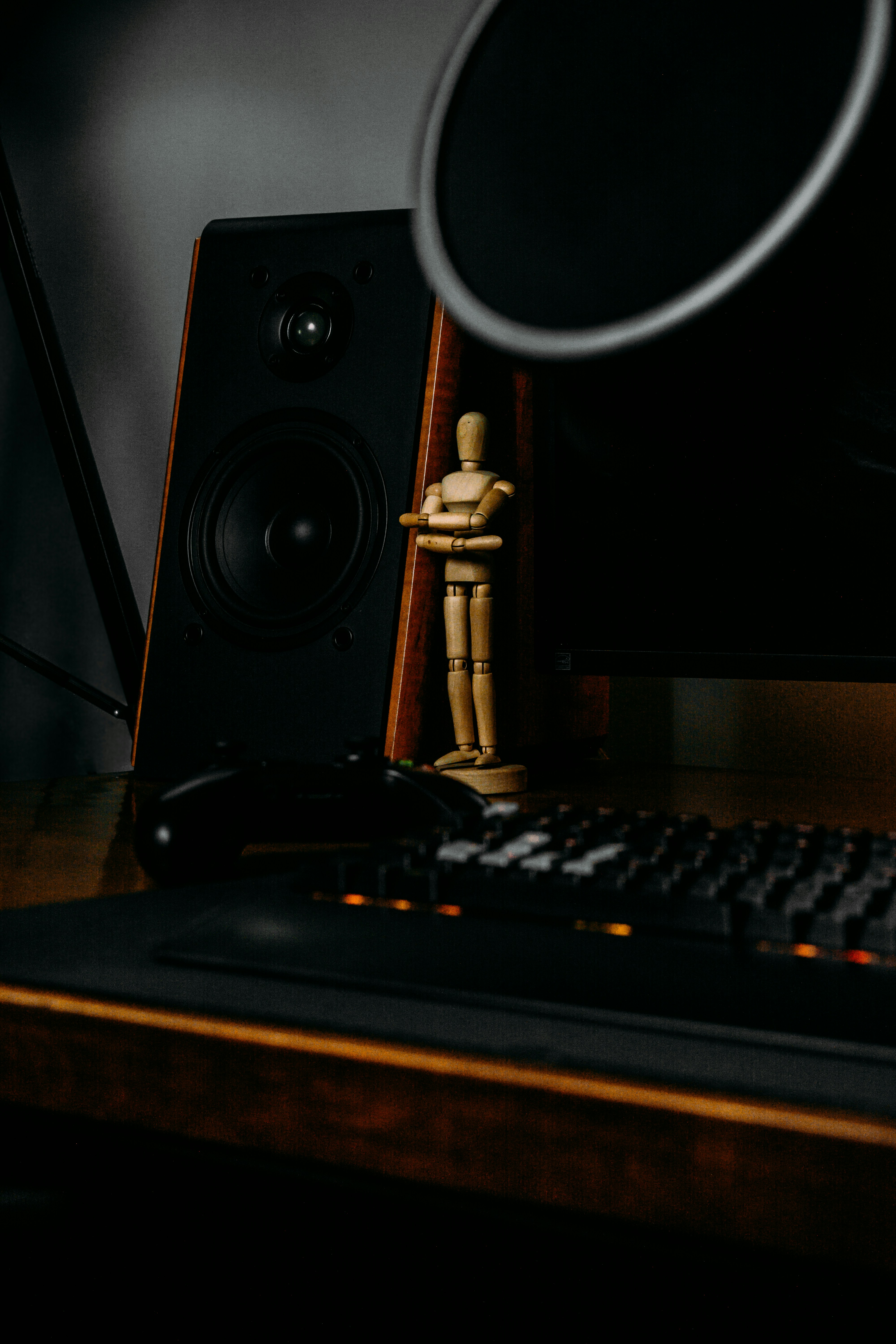 A wooden mannequin standing next to a computer keyboard photo – Free ...