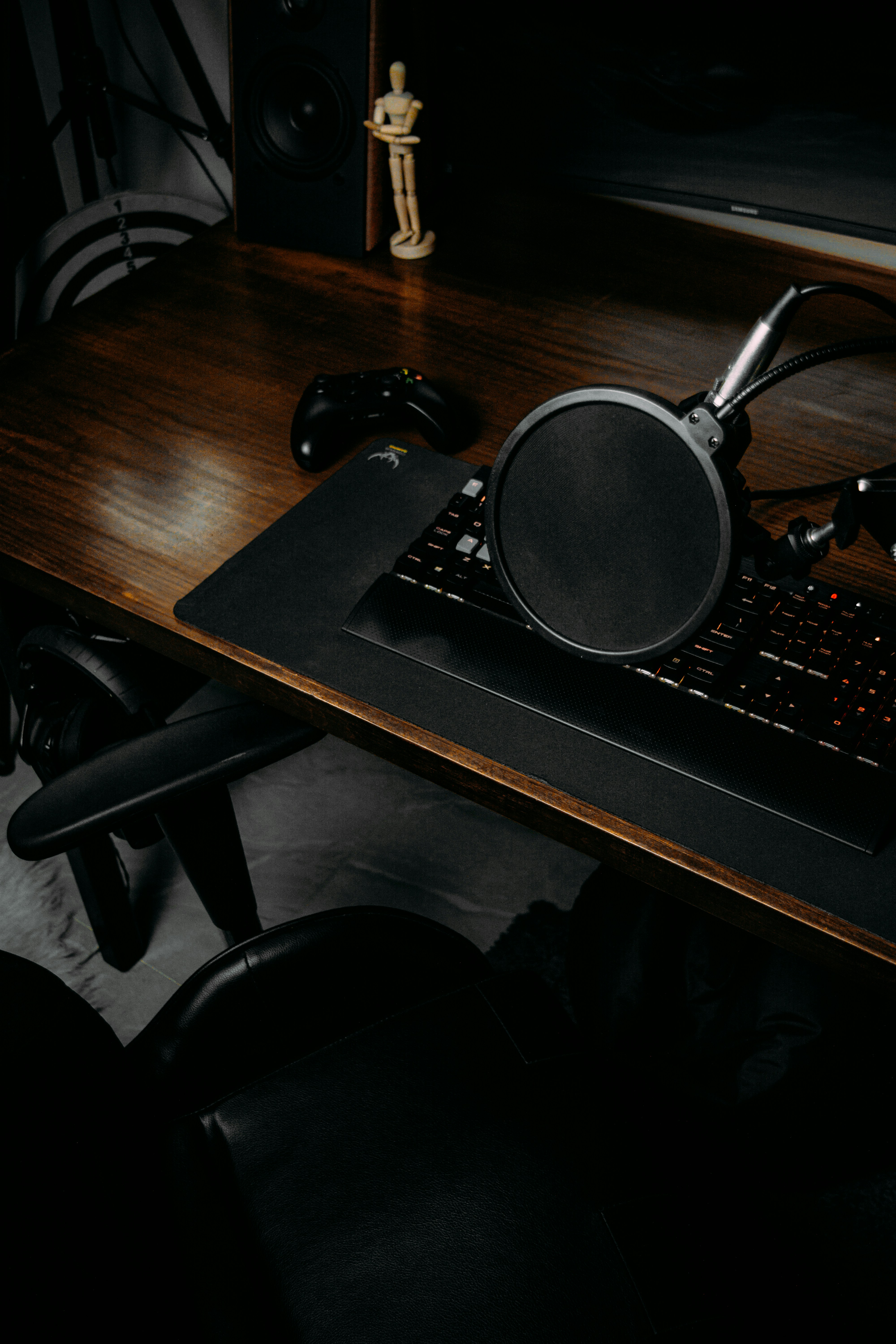 A desk with a computer keyboard and a frying pan on it photo – Free ...