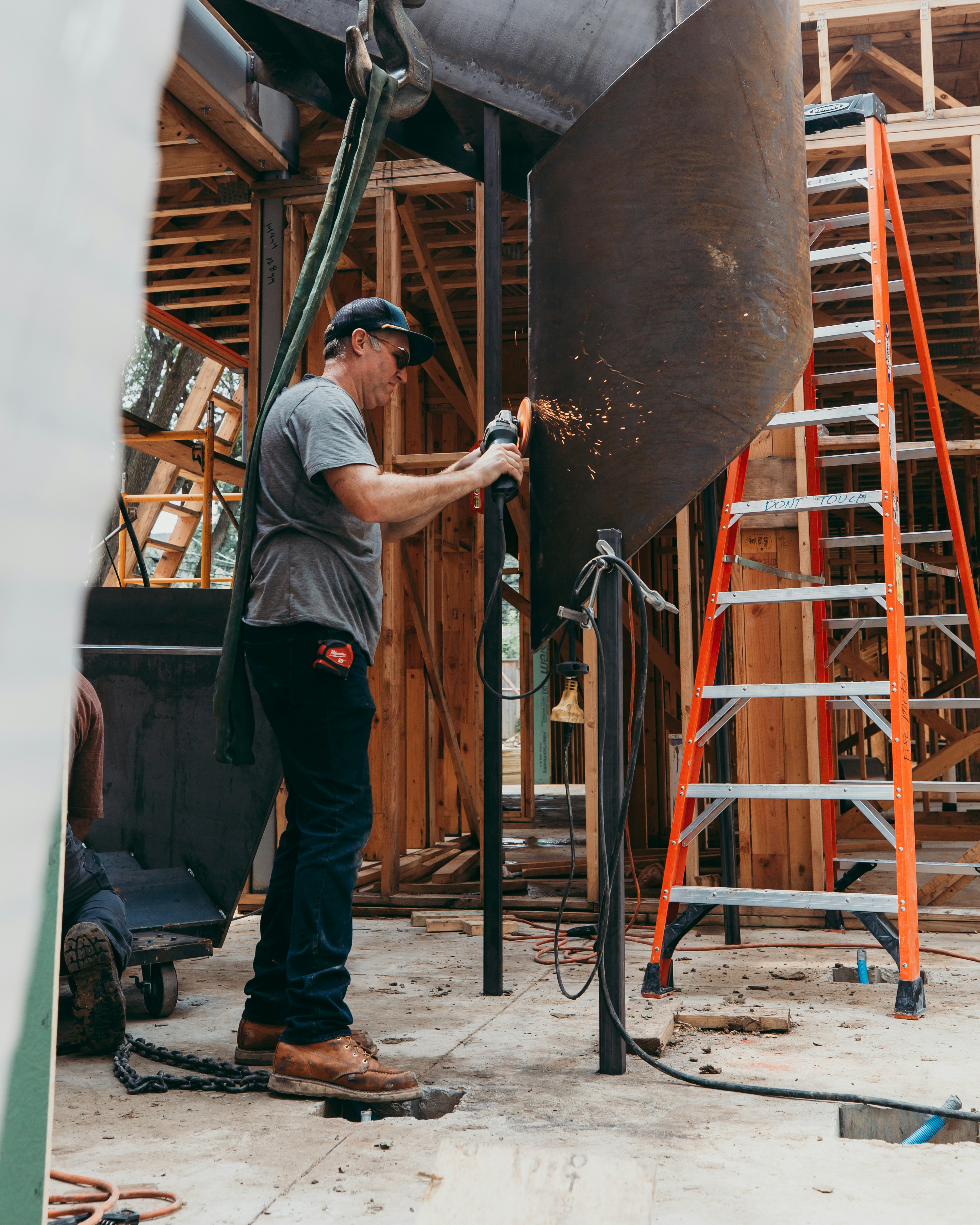 Un homme travaillant sur un gros objet métallique photo – Image ...