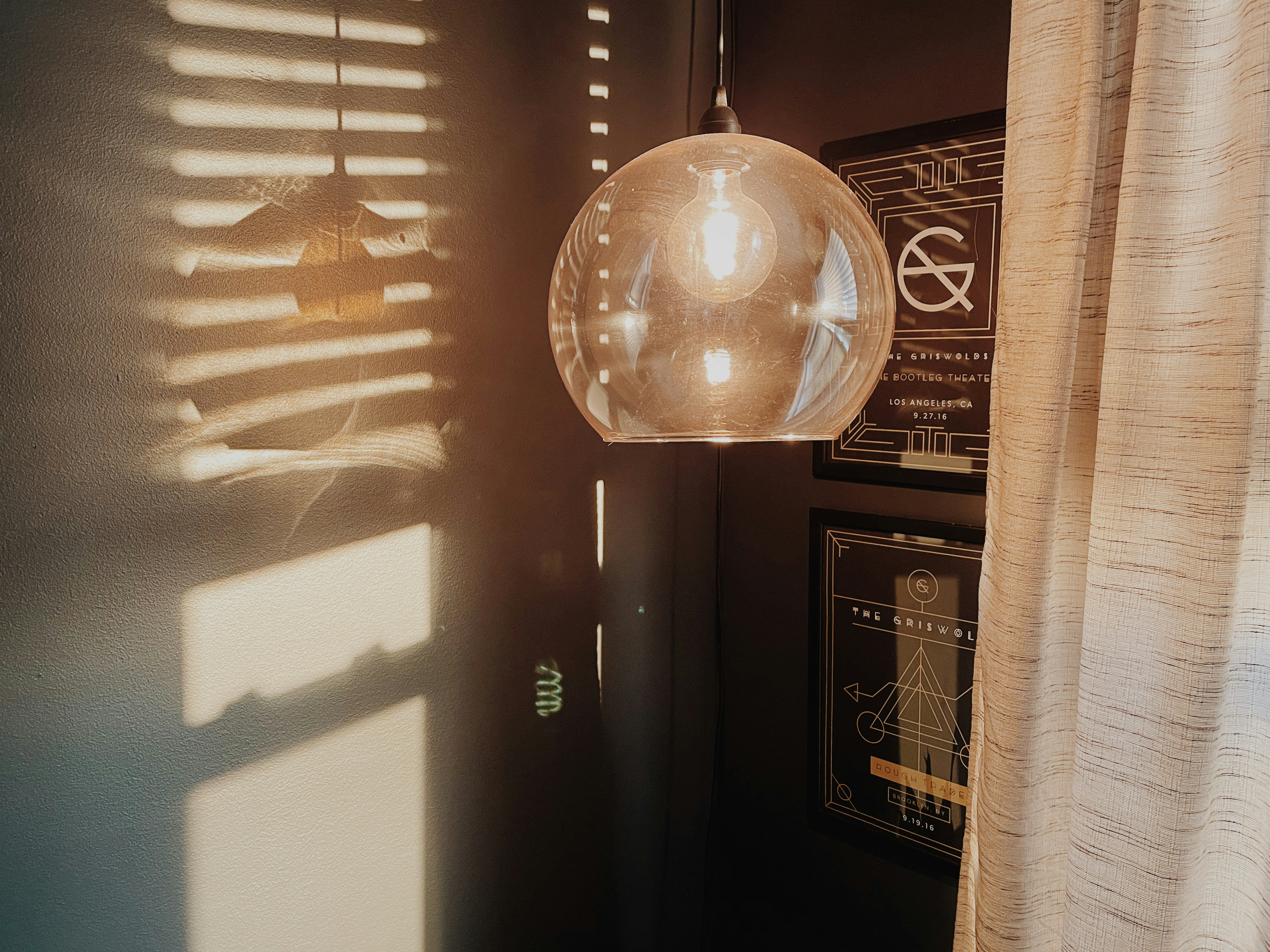 Una luz que está encendida en una habitación foto – Imagen de ...