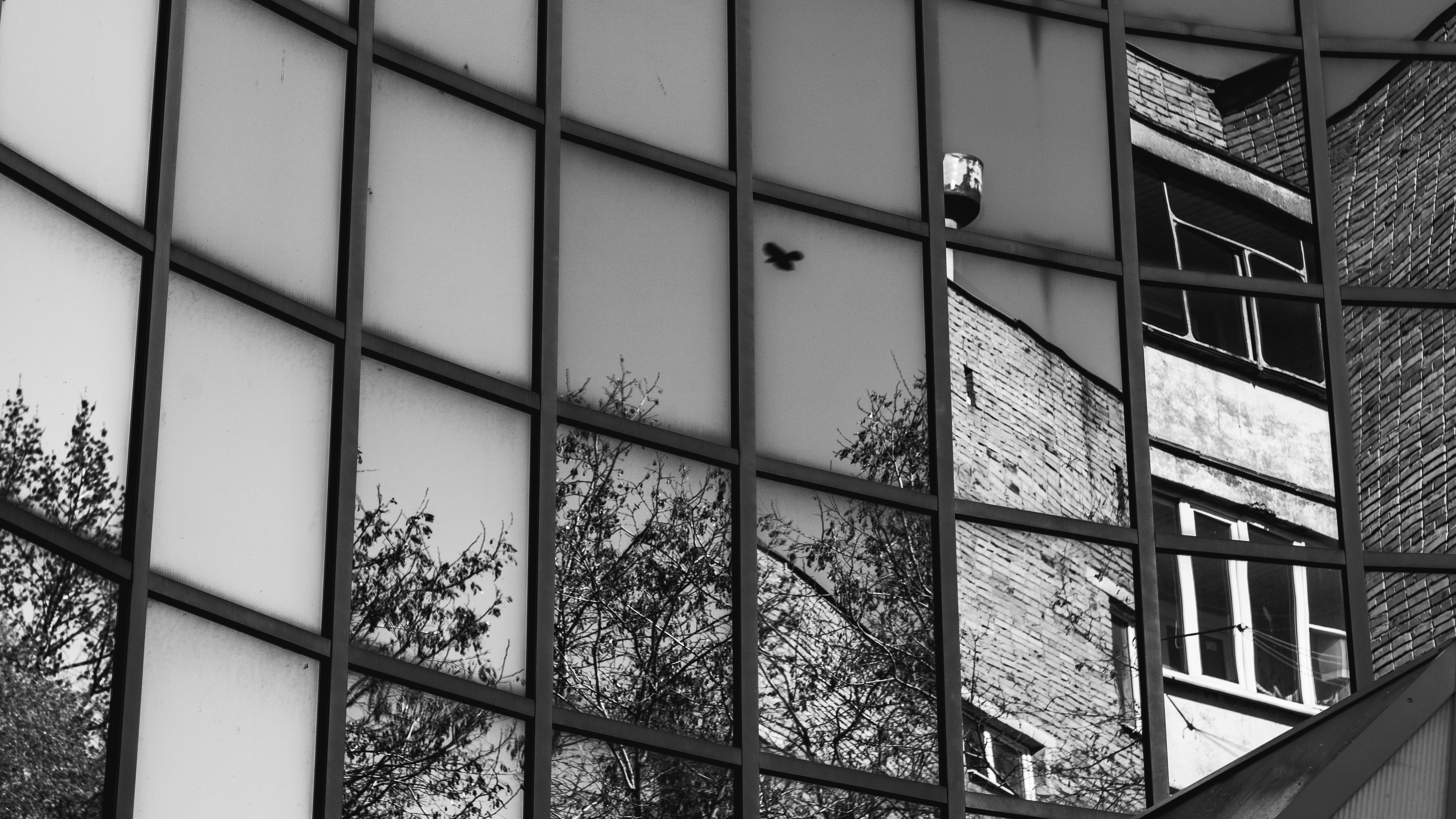 Le reflet d’un bâtiment dans les fenêtres d’un autre bâtiment photo ...