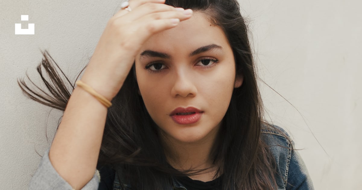 Una Mujer Sentada En El Suelo Con La Mano En La Cabeza Foto Imagen De