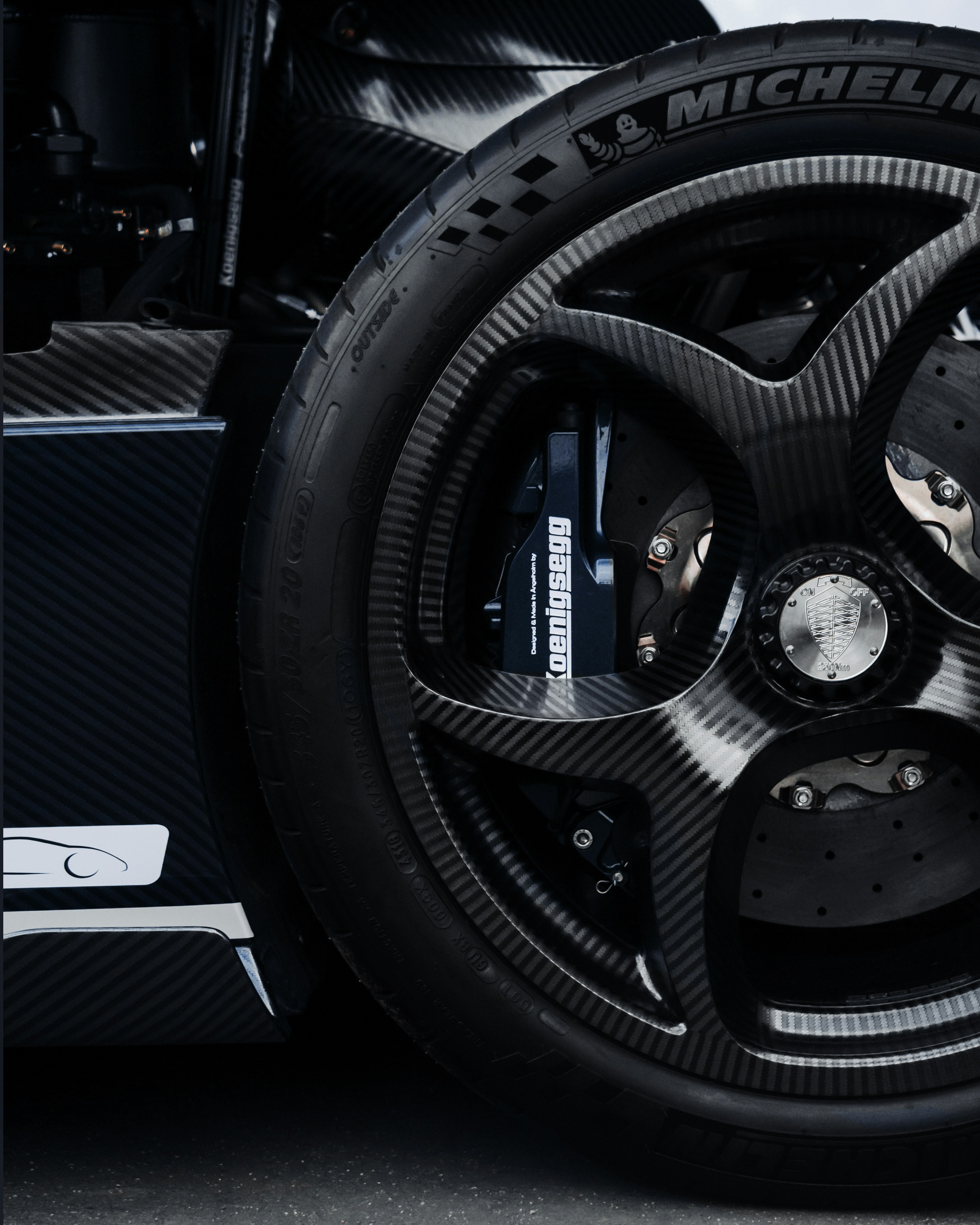 Un primer plano de un neumático en un coche deportivo foto – Imagen de ...