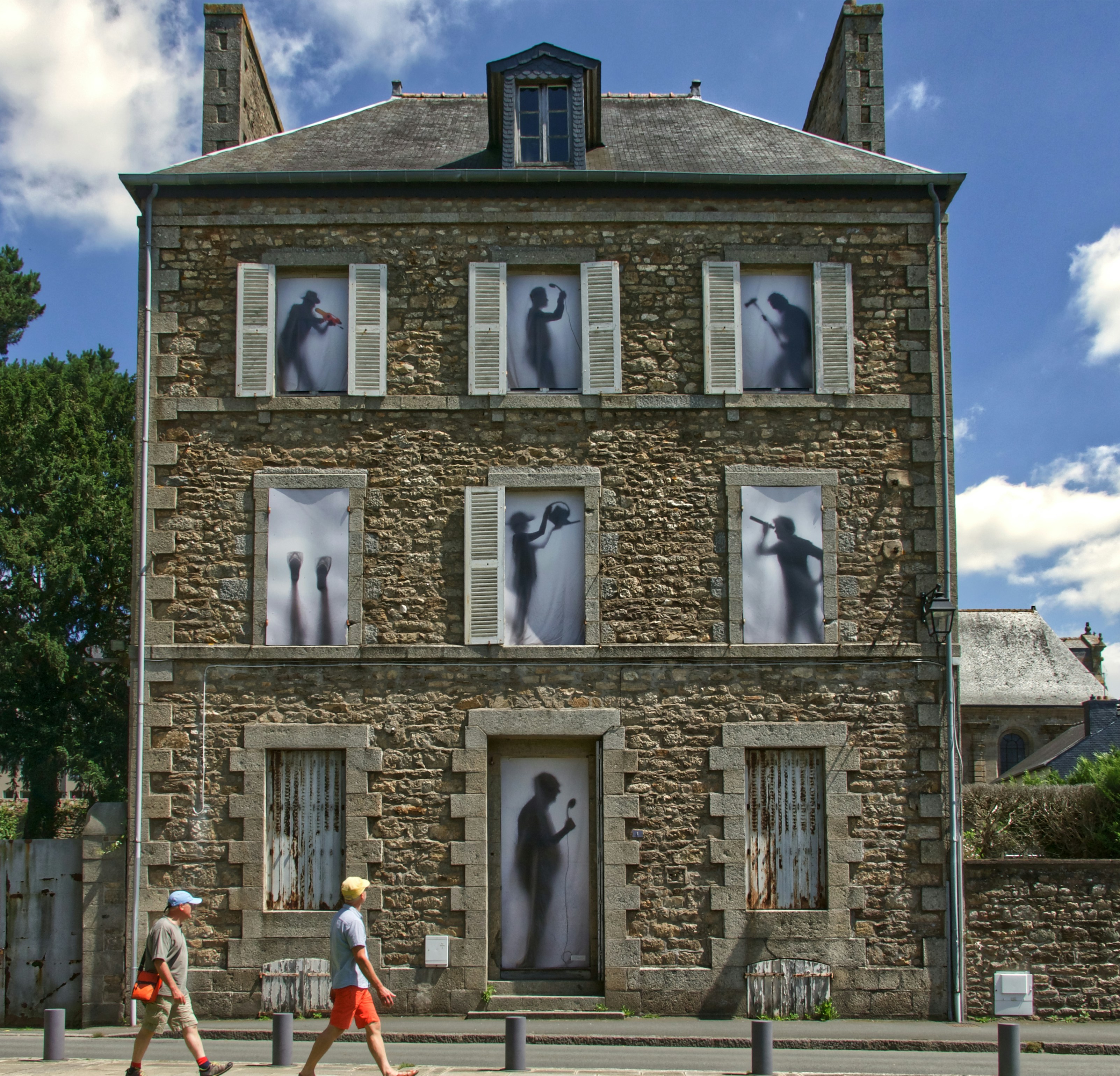 Jeu d’ombres chinoises sur les fenètres de cette maison guingampaise.