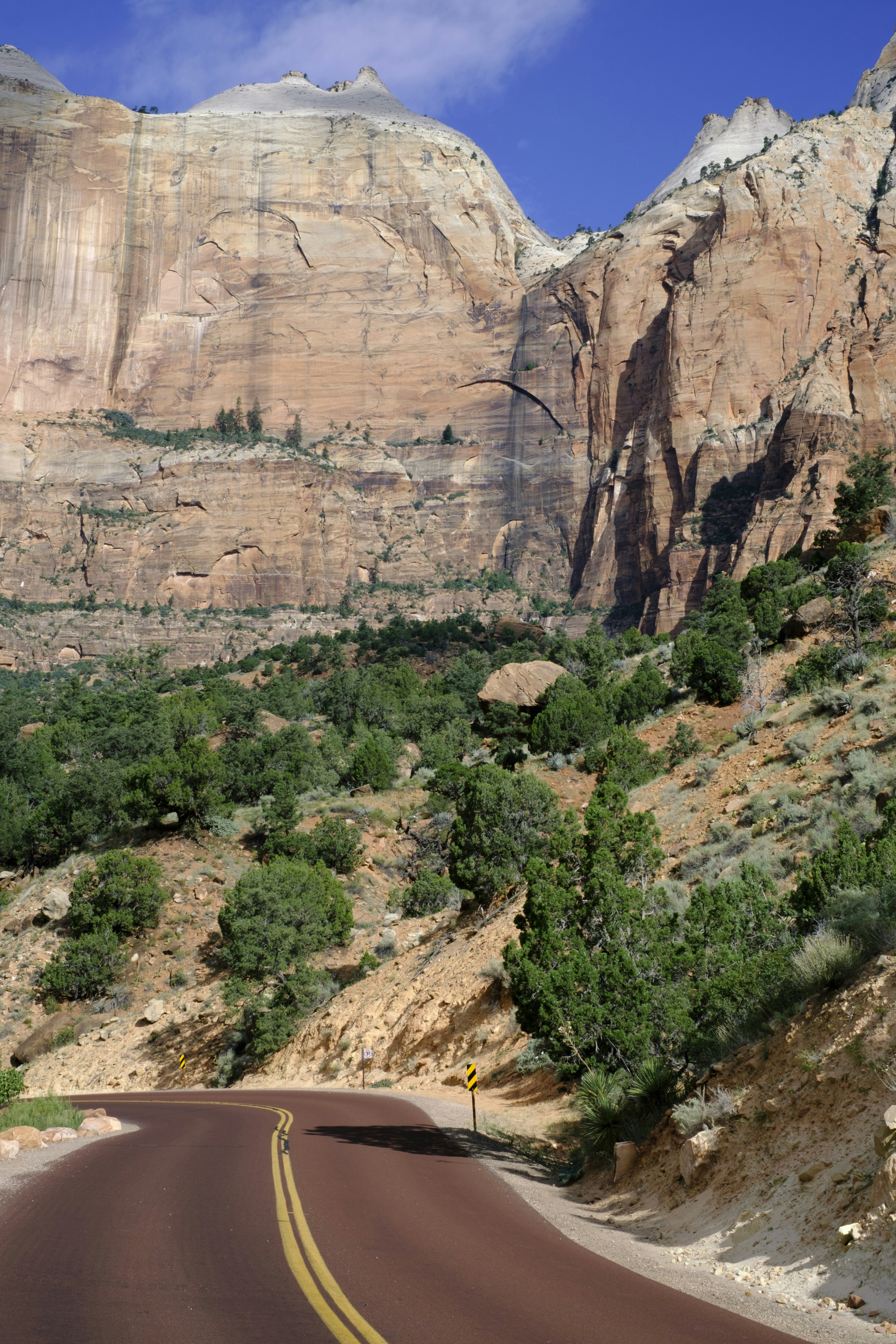 A road with a mountain in the background photo – Free Usa Image on Unsplash